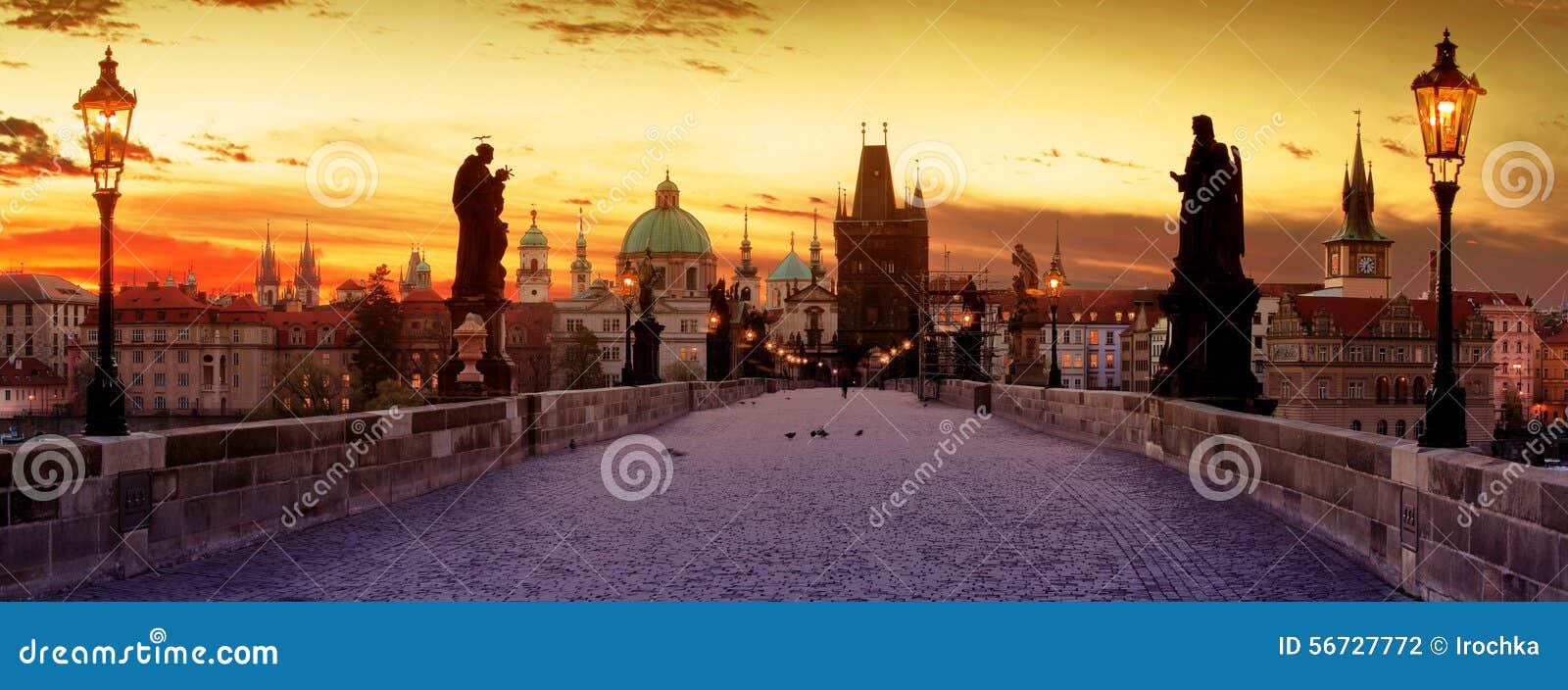 Charles Bridge a Praga fotografia stock. Immagine di architettura ...