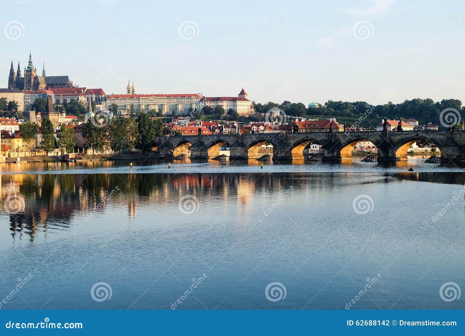 Charles Bridge a Praga - Repubblica Ceca Fotografia Stock - Immagine di ...
