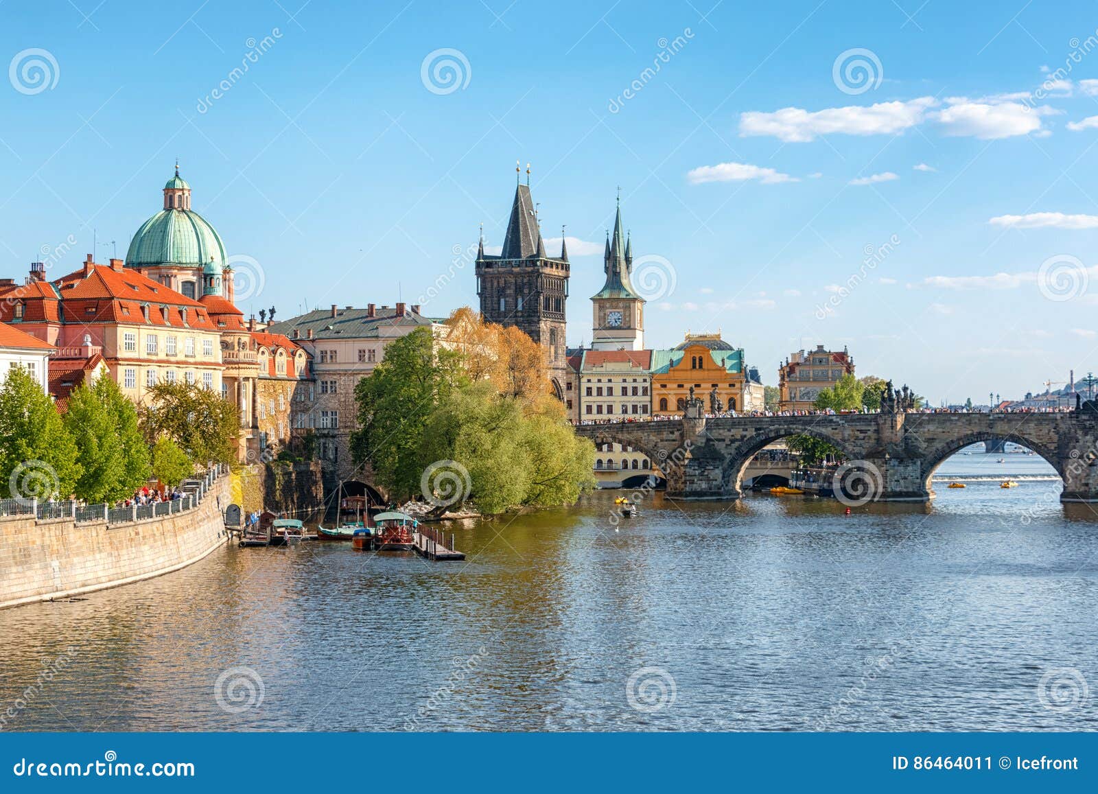 Charles-brug Op Vltava-rivier, Praag Stock Afbeelding - Image of europa ...