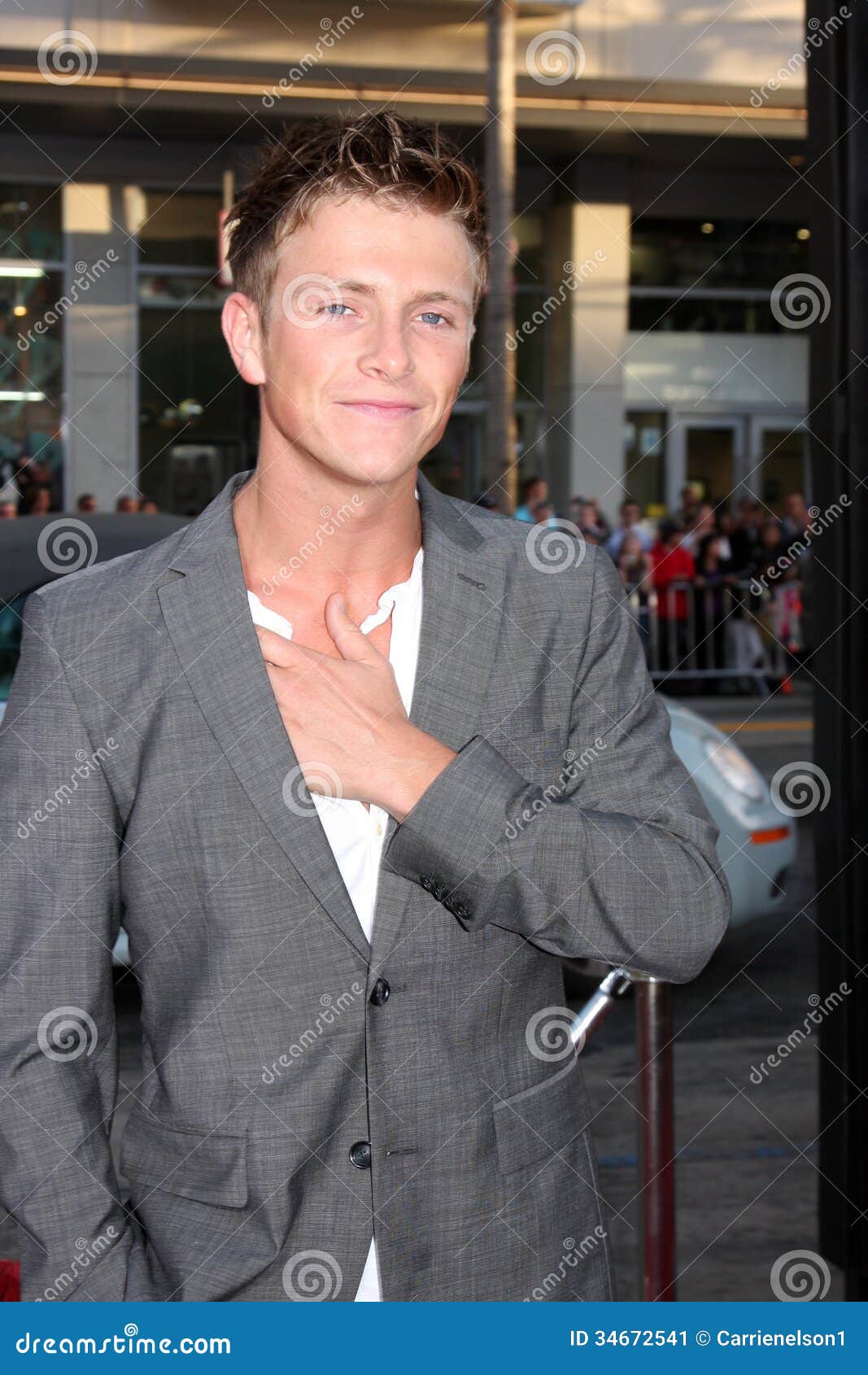 Charlie Bewley redaktionelles foto. Bild von juliet, premiere - 34672541