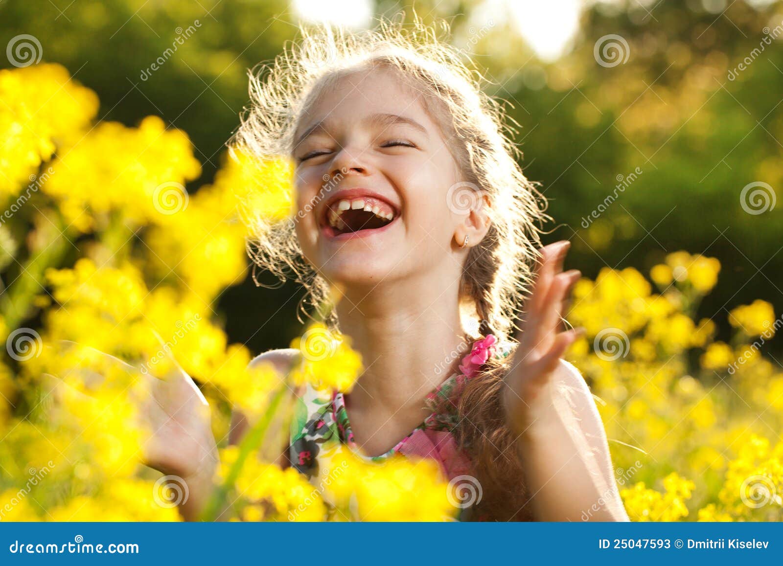 Charmant vrolijk meisje stock afbeelding. Image of kind - 25047593