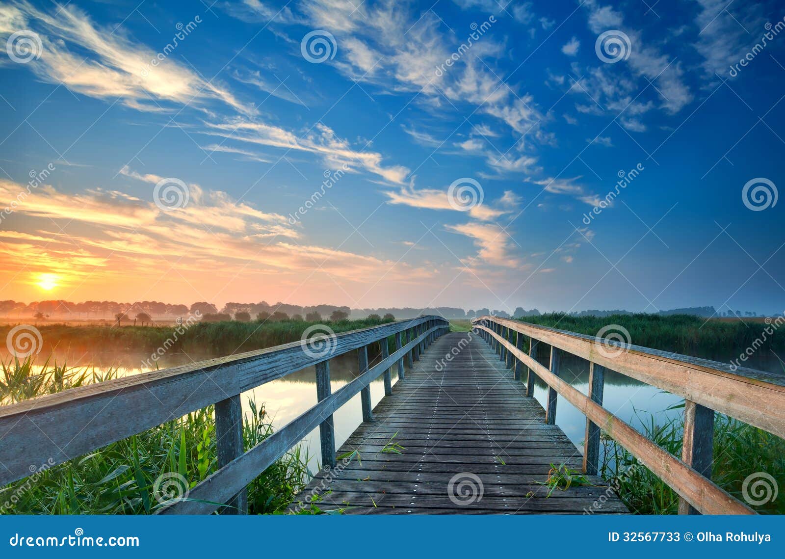 Charmante Houten Brug Over Rivier Stock Afbeelding - Image of mensen ...