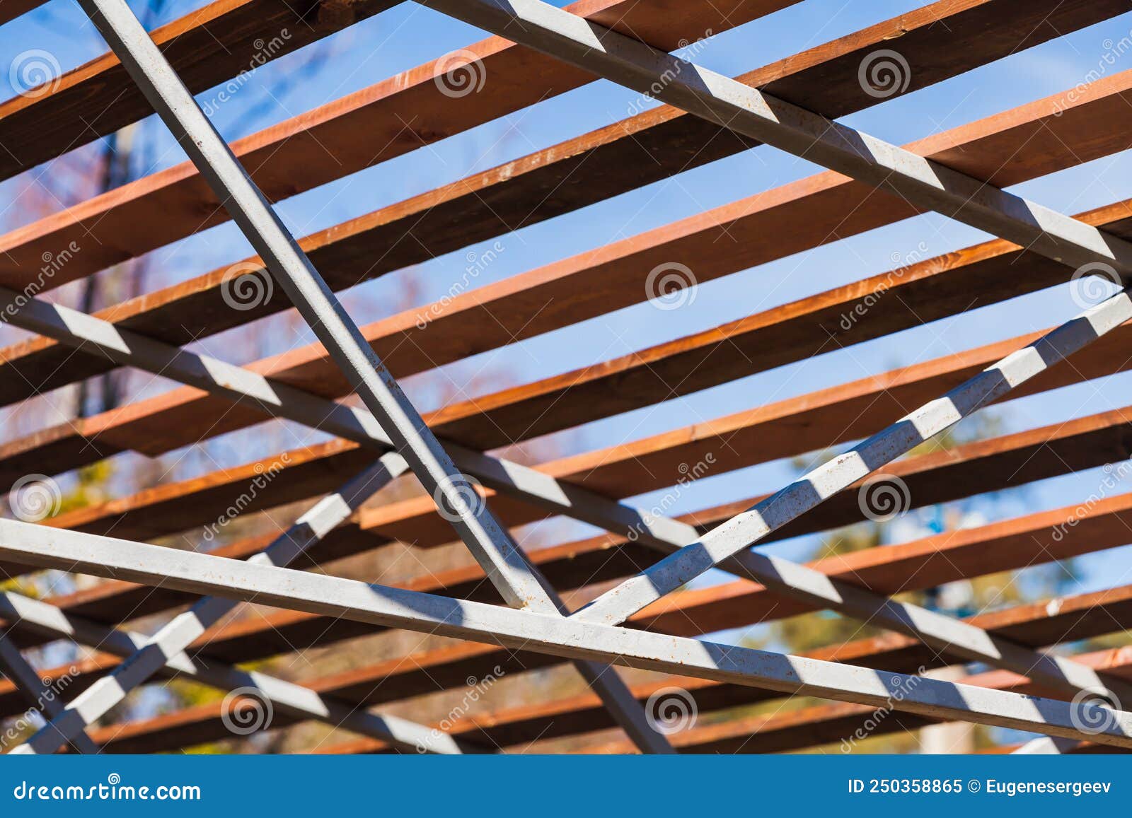 Charpente En Acier Avec Charpente En Bois Image stock - Image du ...