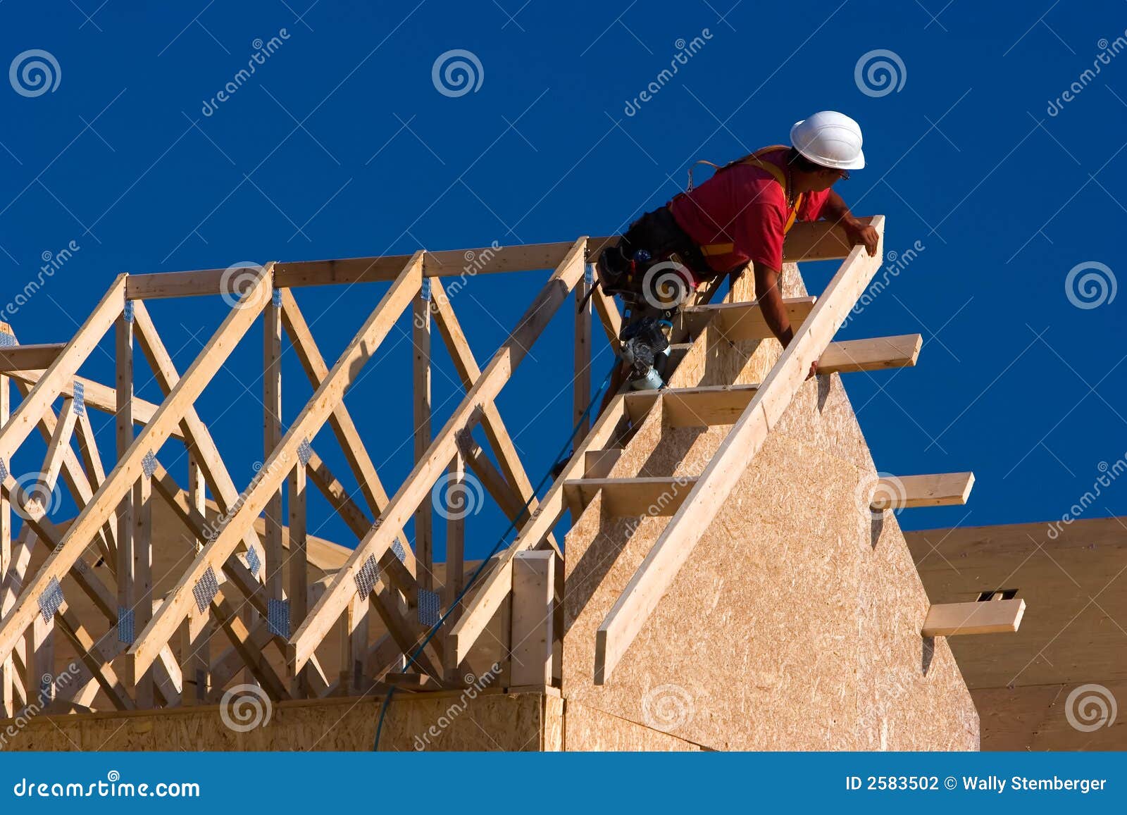 Charpentier photo stock. Image du construction, ciel, ouvrier - 2583502