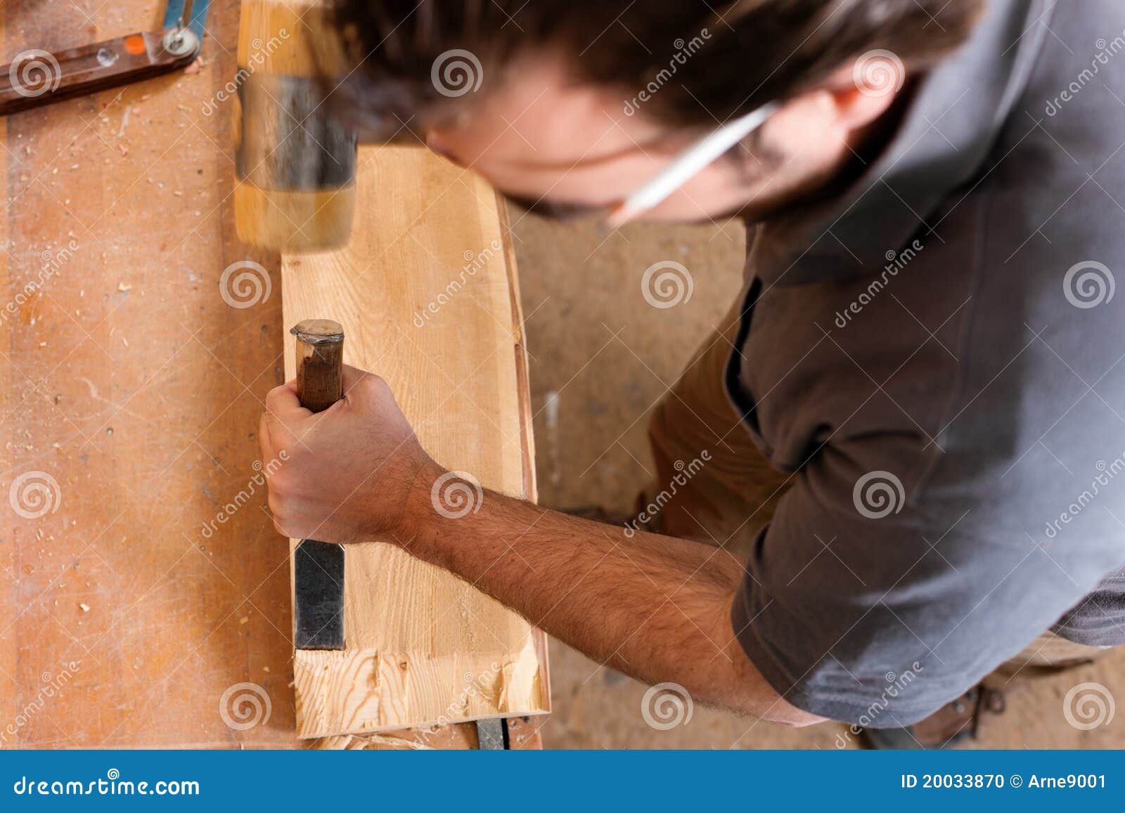 Charpentier Avec Le Burin Et Le Marteau Photo stock - Image du établi ...