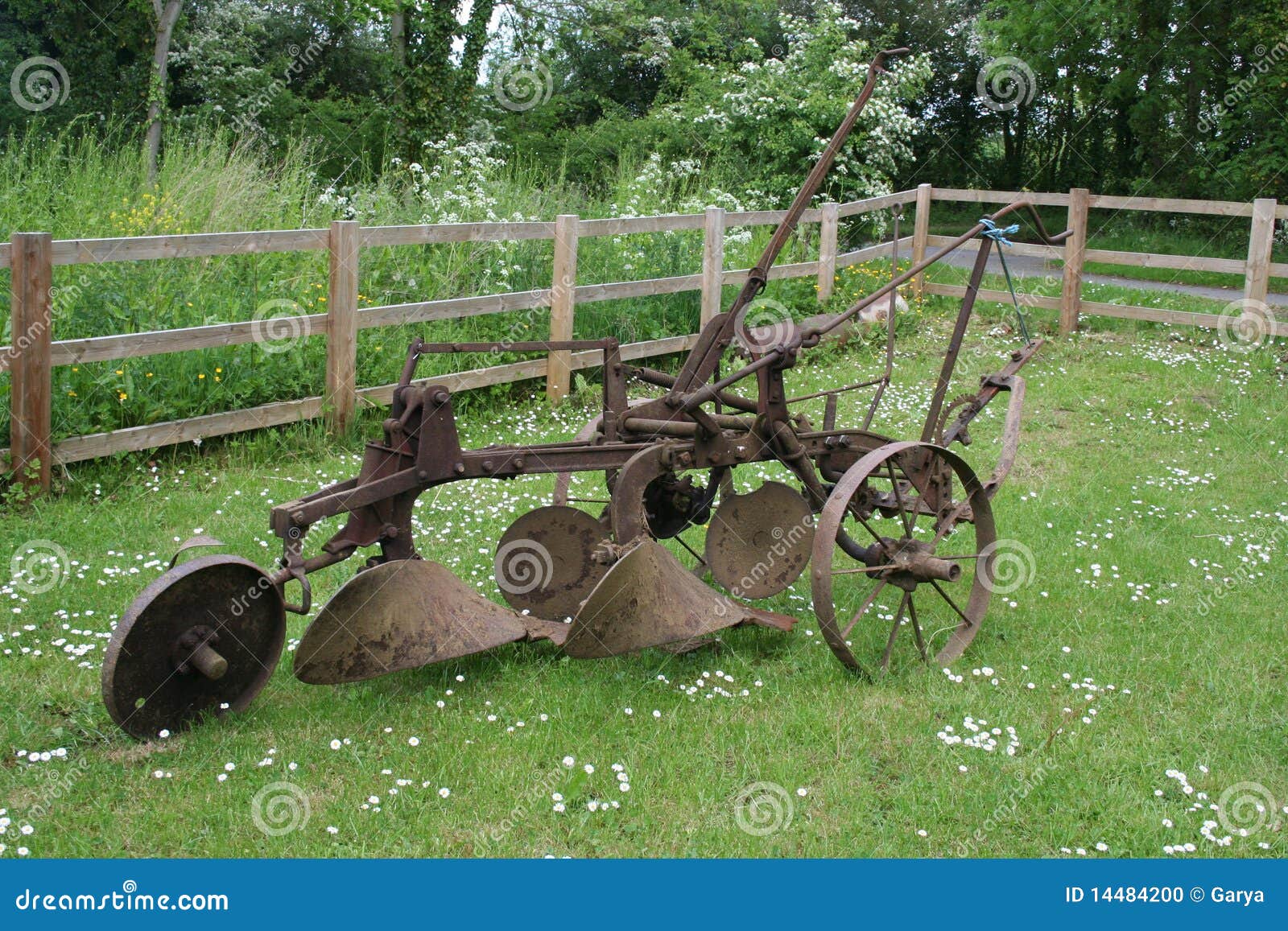 Charrue de journal photo stock. Image du traînée, affermage - 14484200