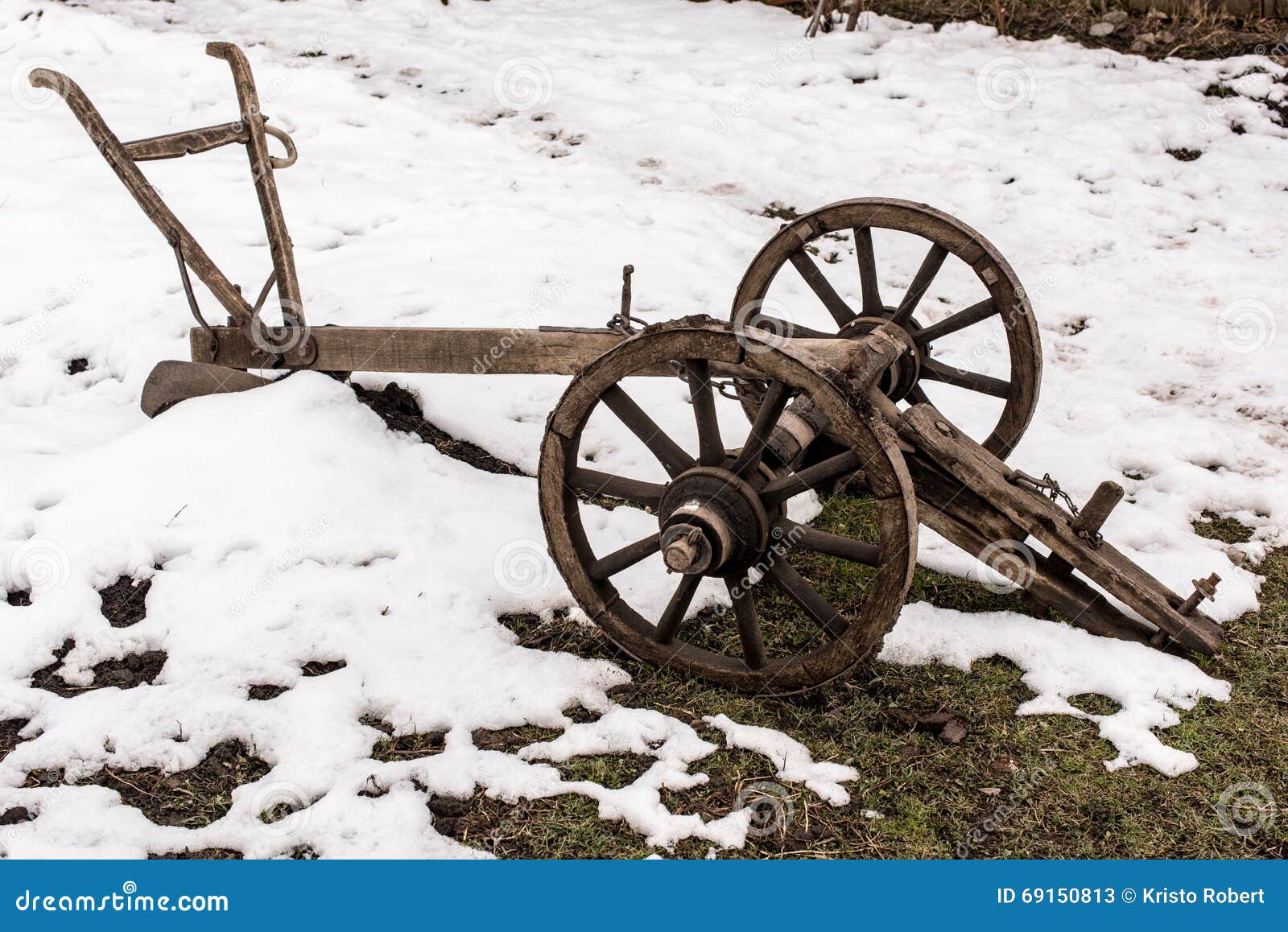 Charrue et roue en bois image stock. Image du fermier - 69150813