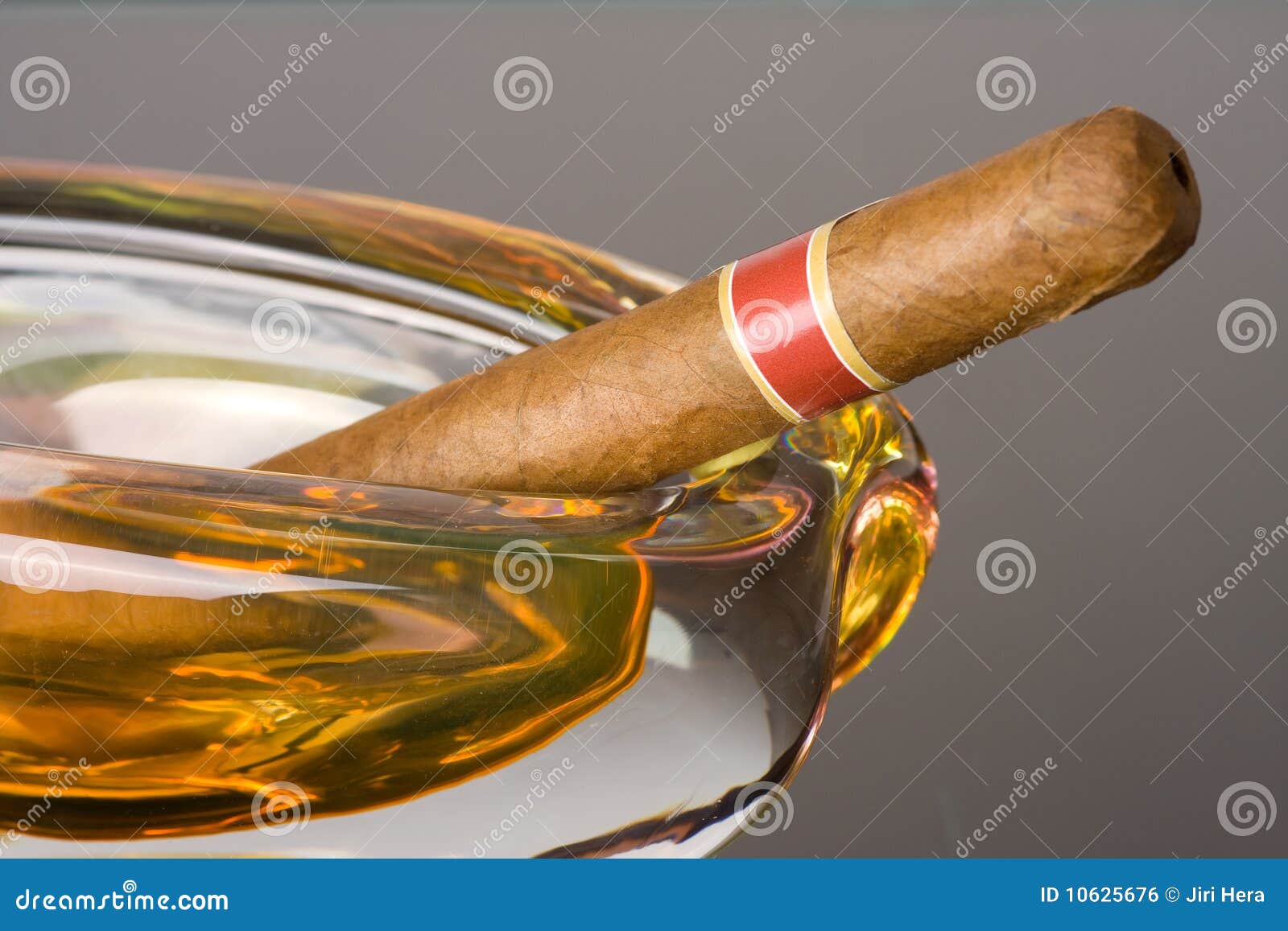 Charuto cubano no cinzeiro foto de stock. Imagem de estilo - 10625676