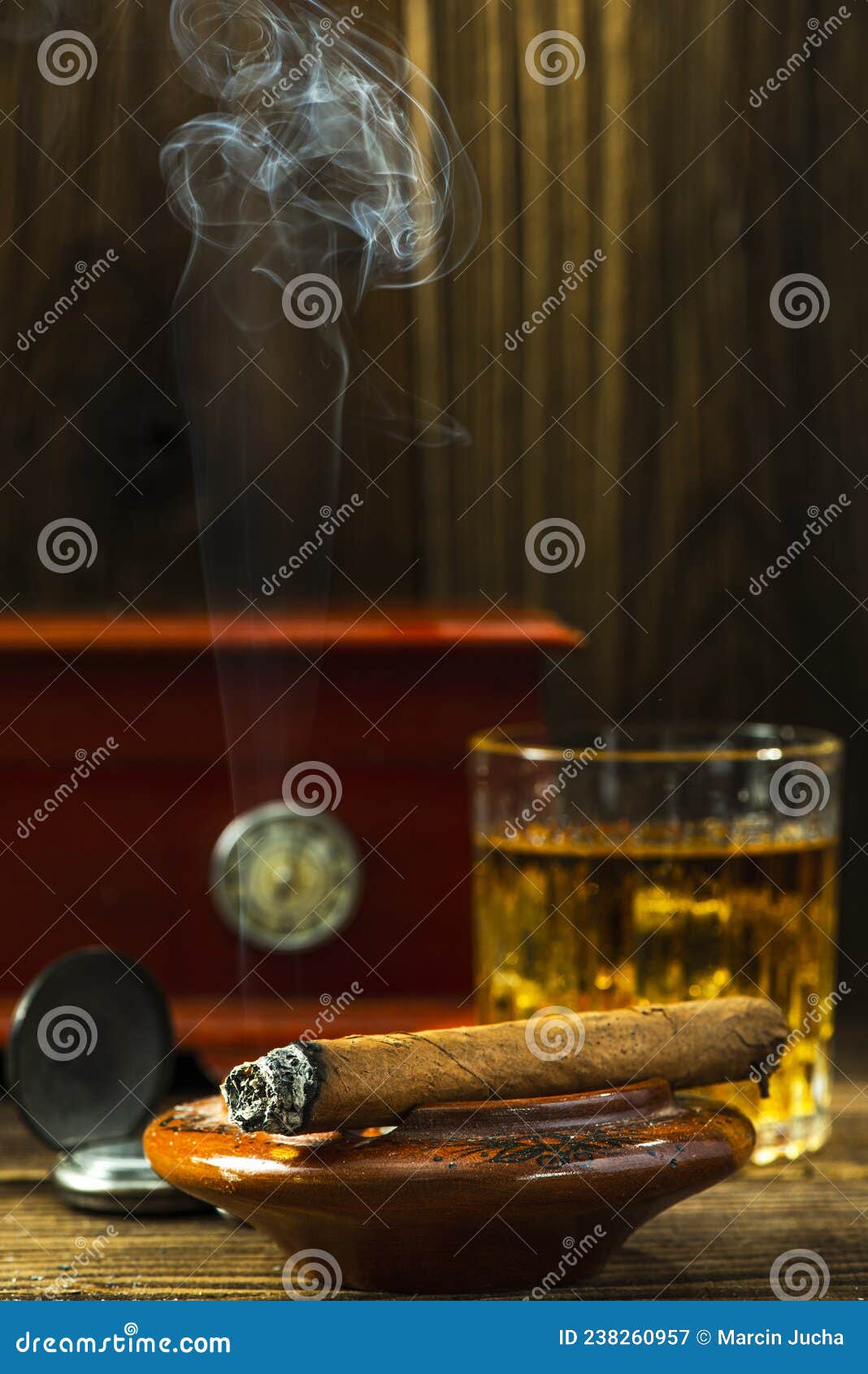 Charuto Cubano Tradicional Em Madeira Imagem de Stock - Imagem de ...