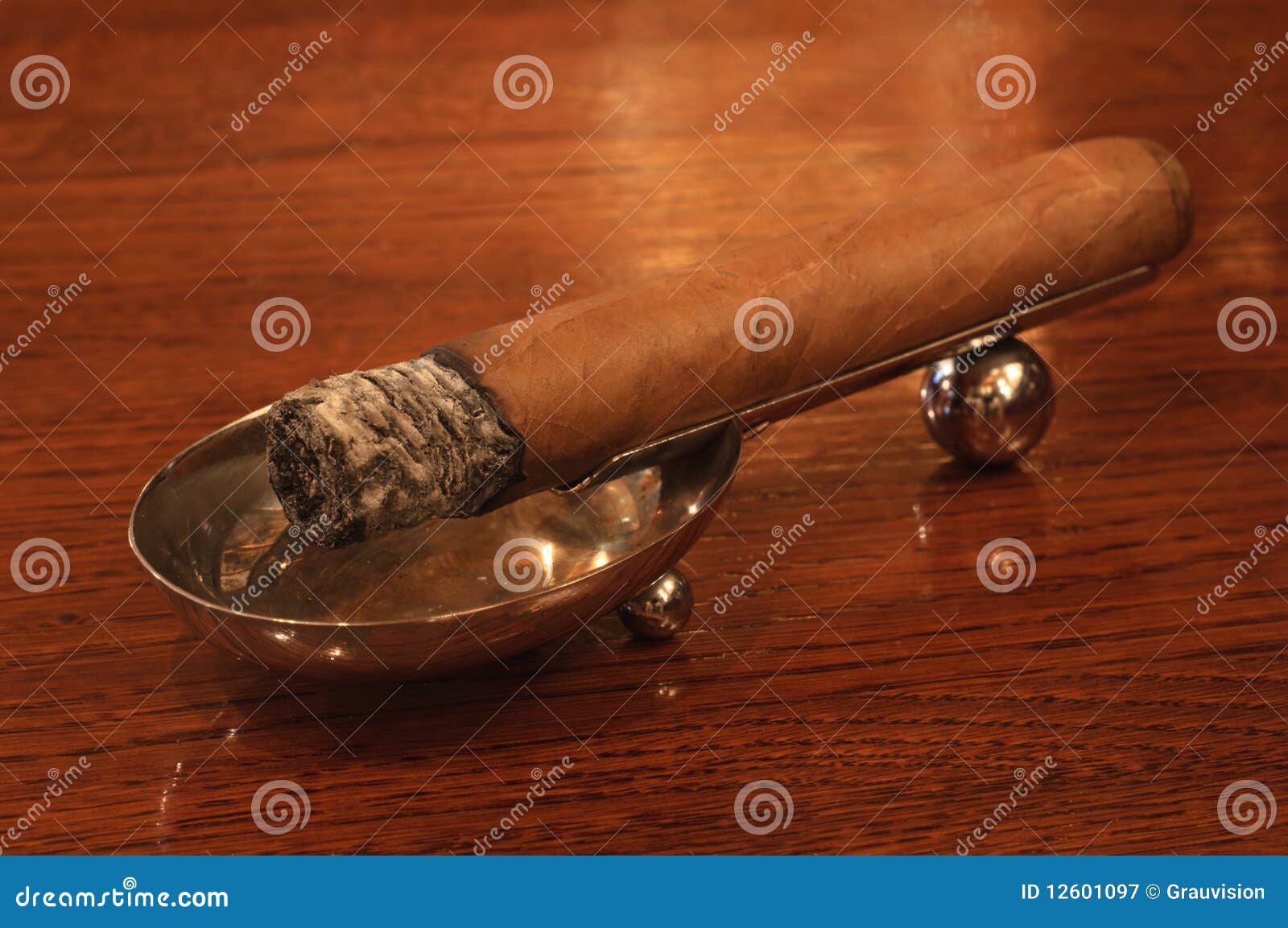Charuto Em Um Carrinho Em Um Fundo De Madeira Imagem de Stock - Imagem ...