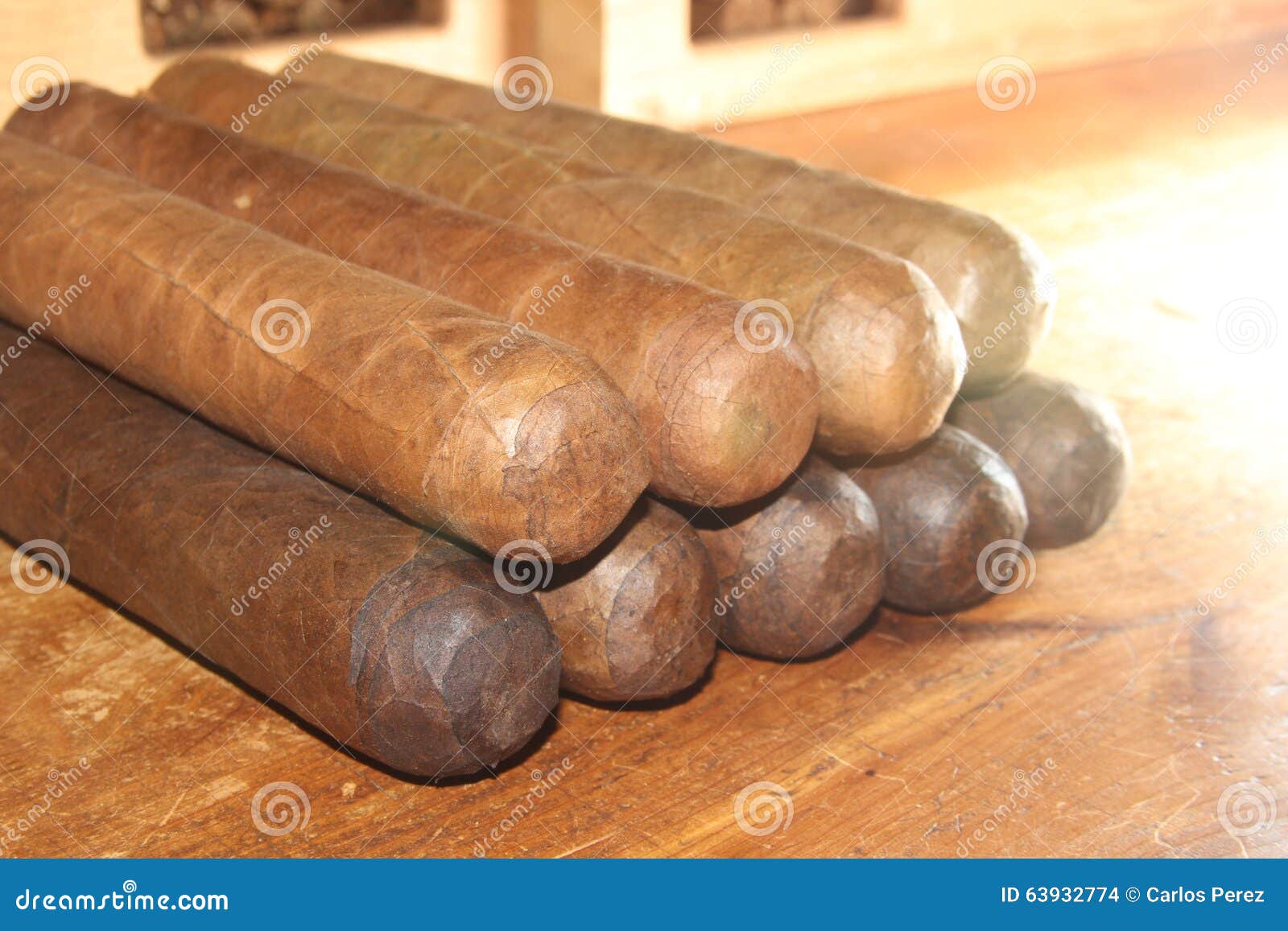 Charutos Cubanos Sobre a Tabela Foto de Stock - Imagem de cuba, tabela ...