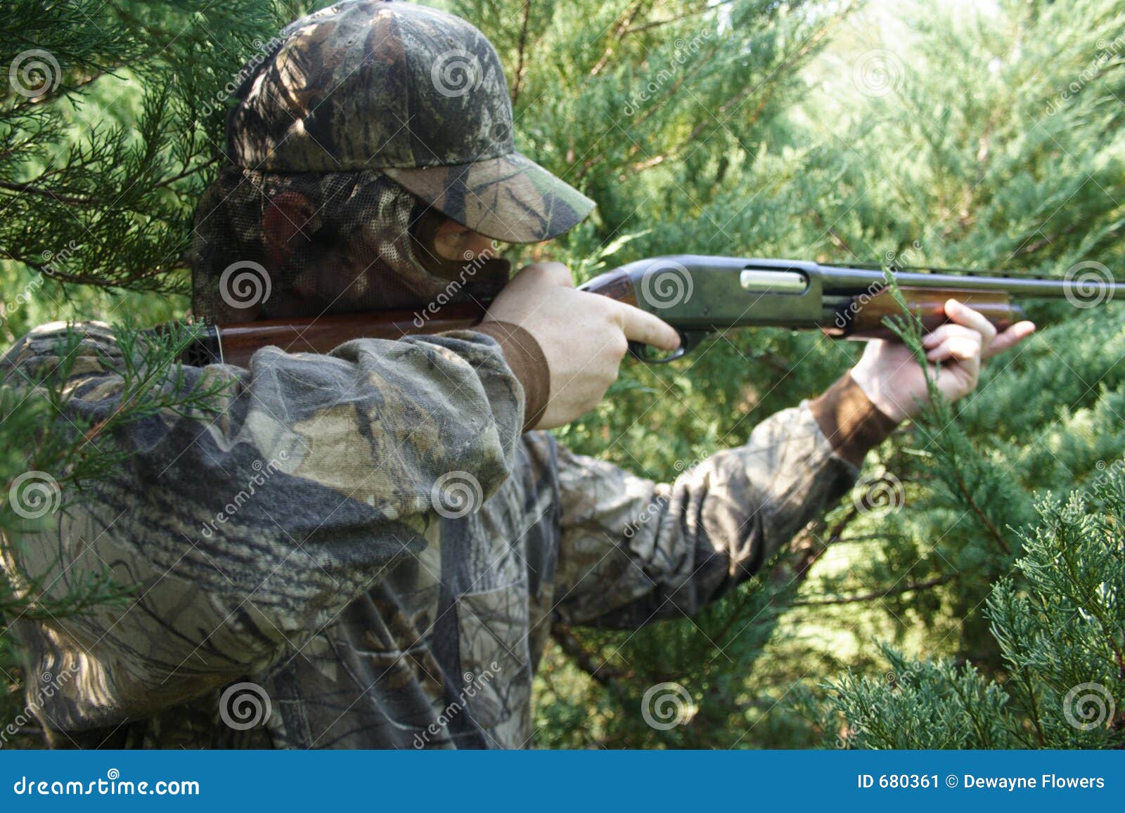 Chasse de chasseur image stock. Image du shotgun, sportif - 680361