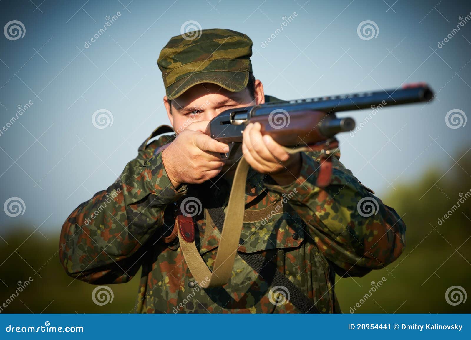 Chasseur Avec Le Canon De Fusil Image stock - Image du camouflage ...