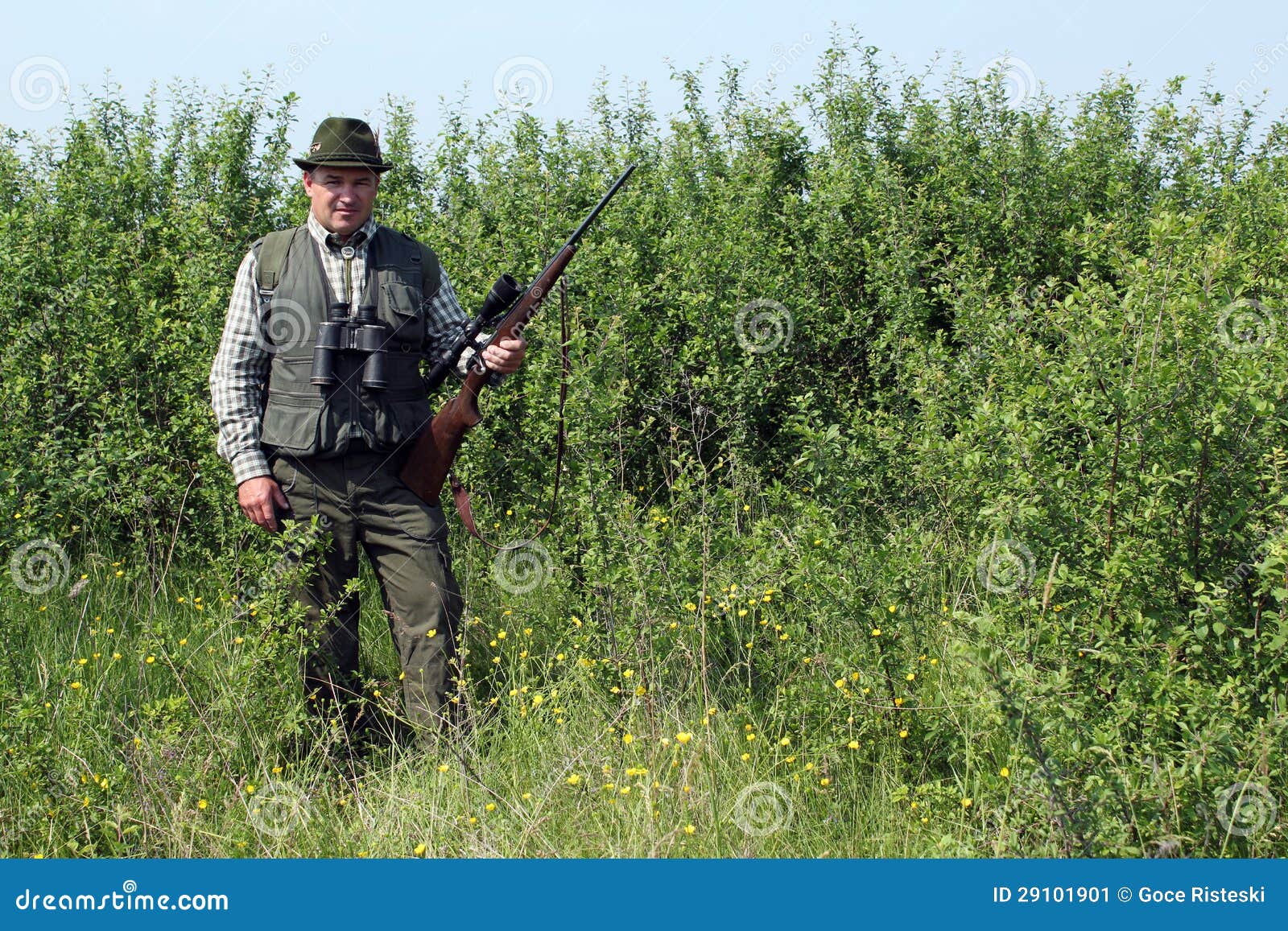 Chasseur avec le fusil image stock. Image du homme, zone - 29101901