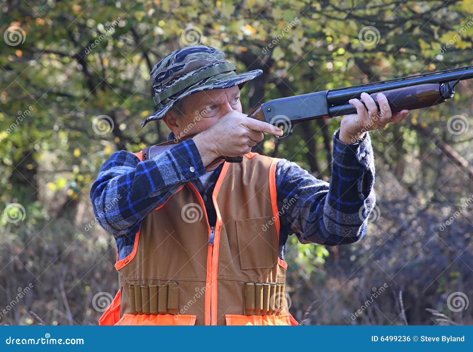 Chasseur dans l'automne photo stock. Image du buteur, sécurité - 6499236