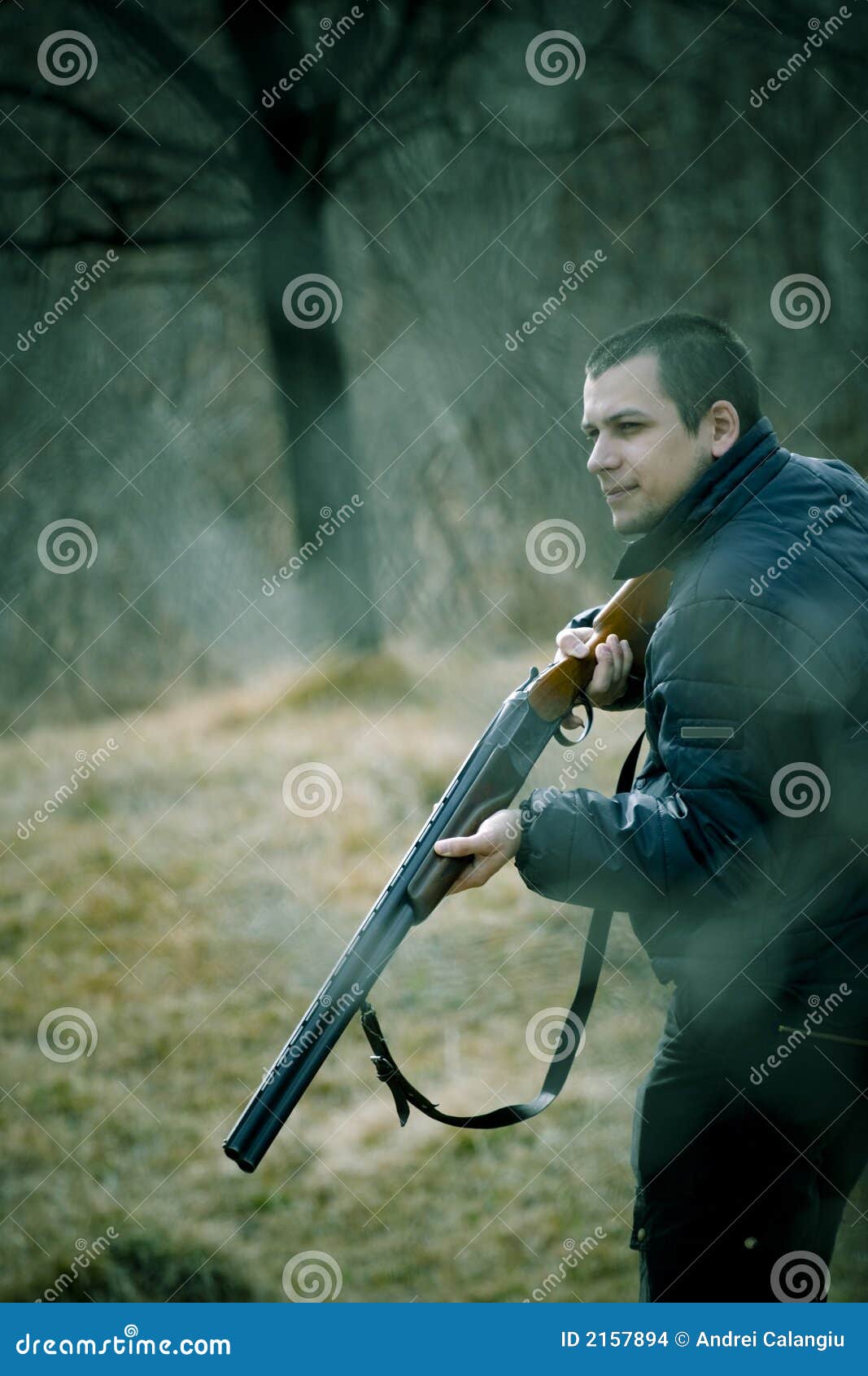 Chasseur de fusil photo stock. Image du canon, arme, regarder - 2157894