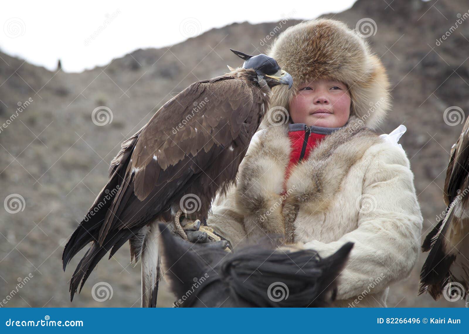 Chasseuse D'Eagle Avec Son Altai Eagle D'or Photo éditorial - Image du ...