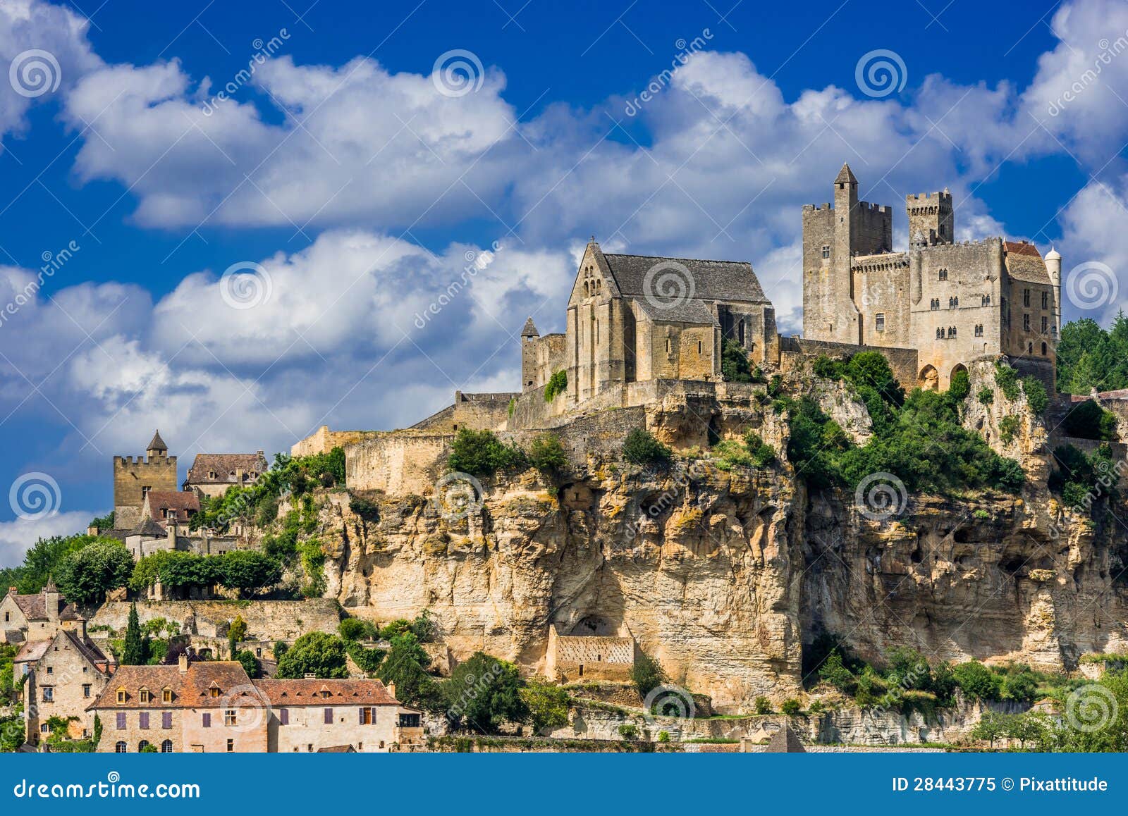 Chateau de beynac france editorial image. Image of scenics - 28443775