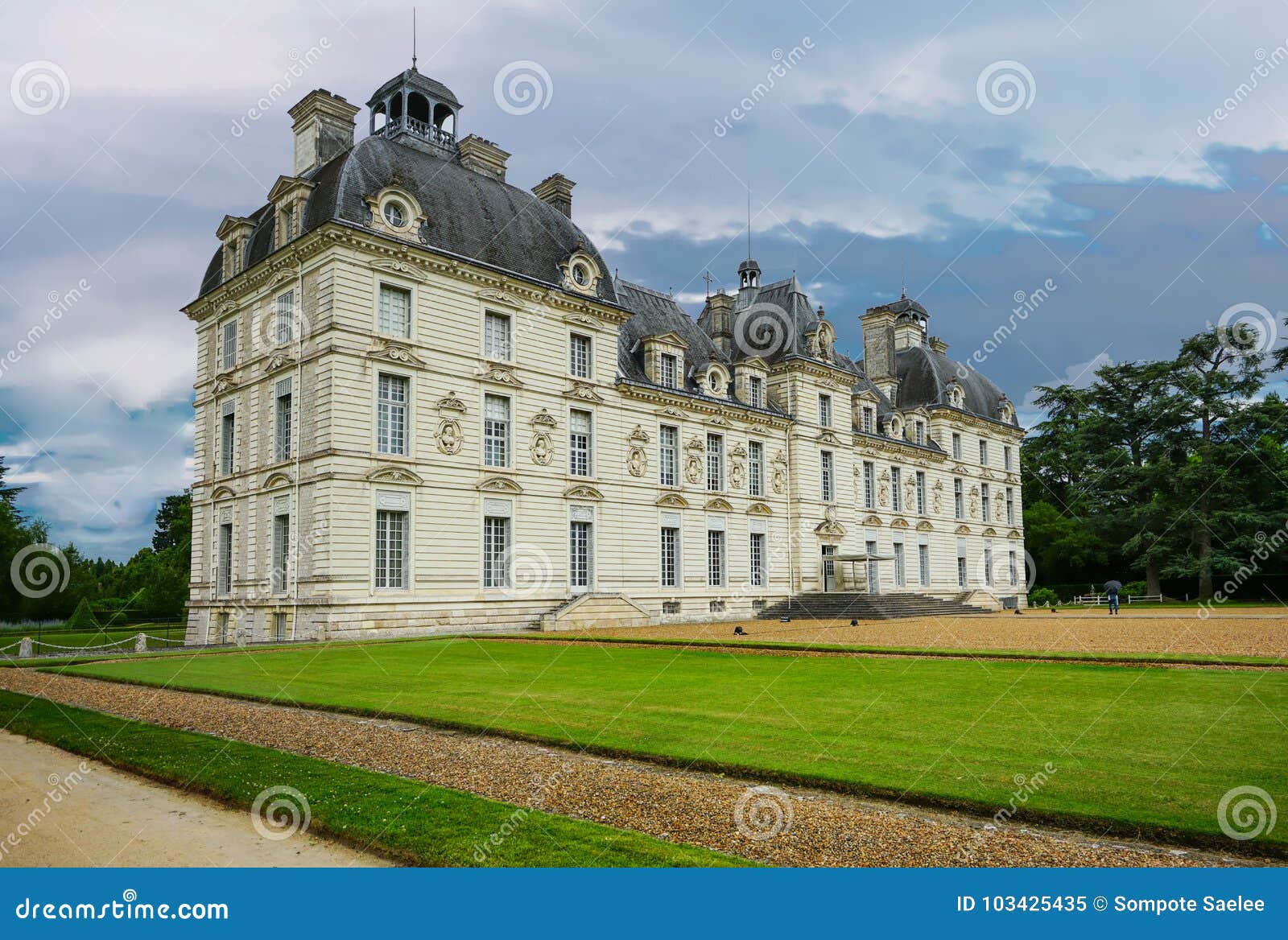 Chateau de Cheverny imagen de archivo. Imagen de fondo - 103425435