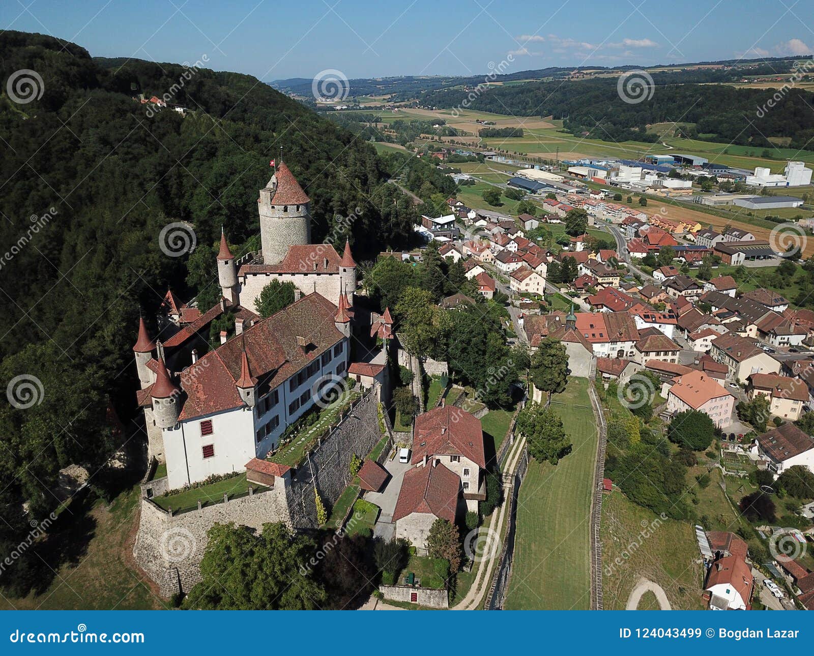 Chateau de Lucens, Suisse image stock. Image du forêt - 124043499
