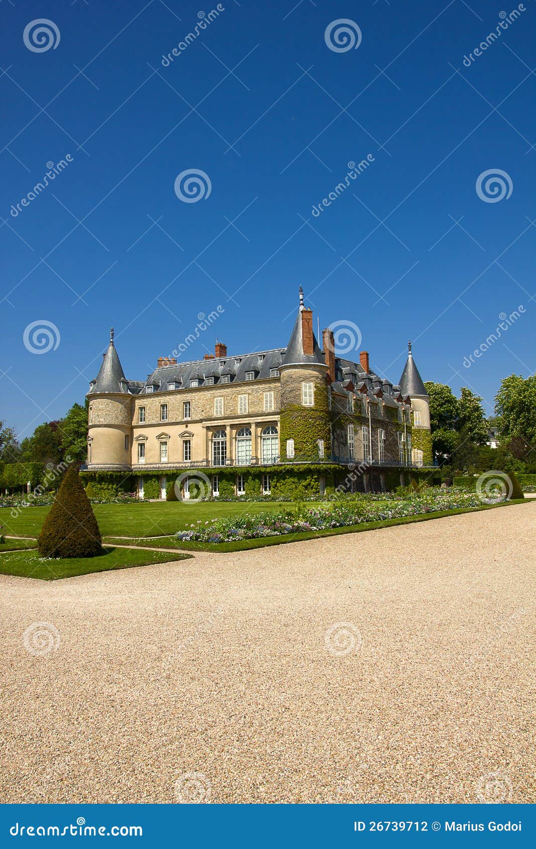 Chateau de Rambouillet stock photo. Image of clear, bushes - 26739712