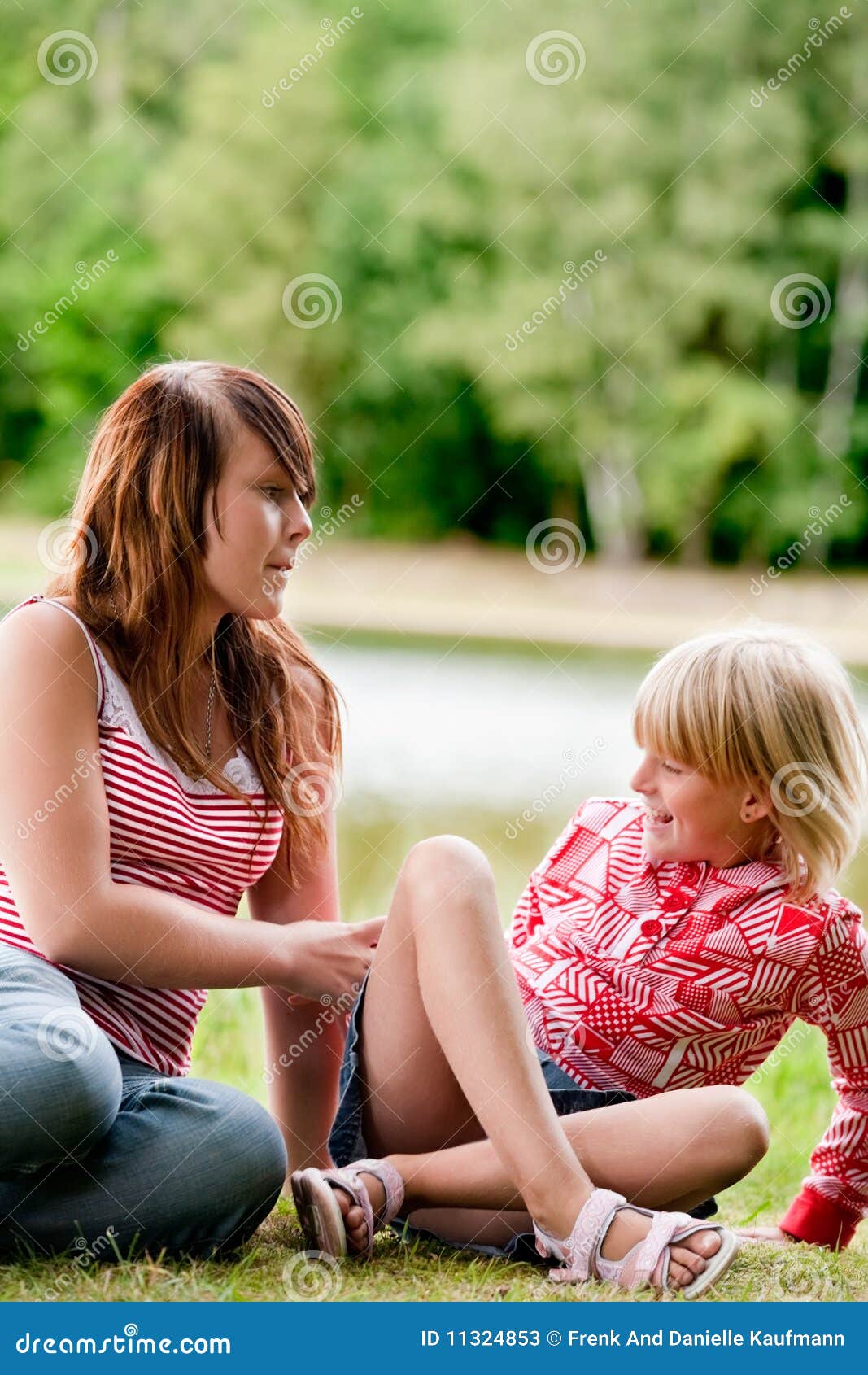 Chatouillement De Ma Petite Soeur Image stock - Image du adolescents ...