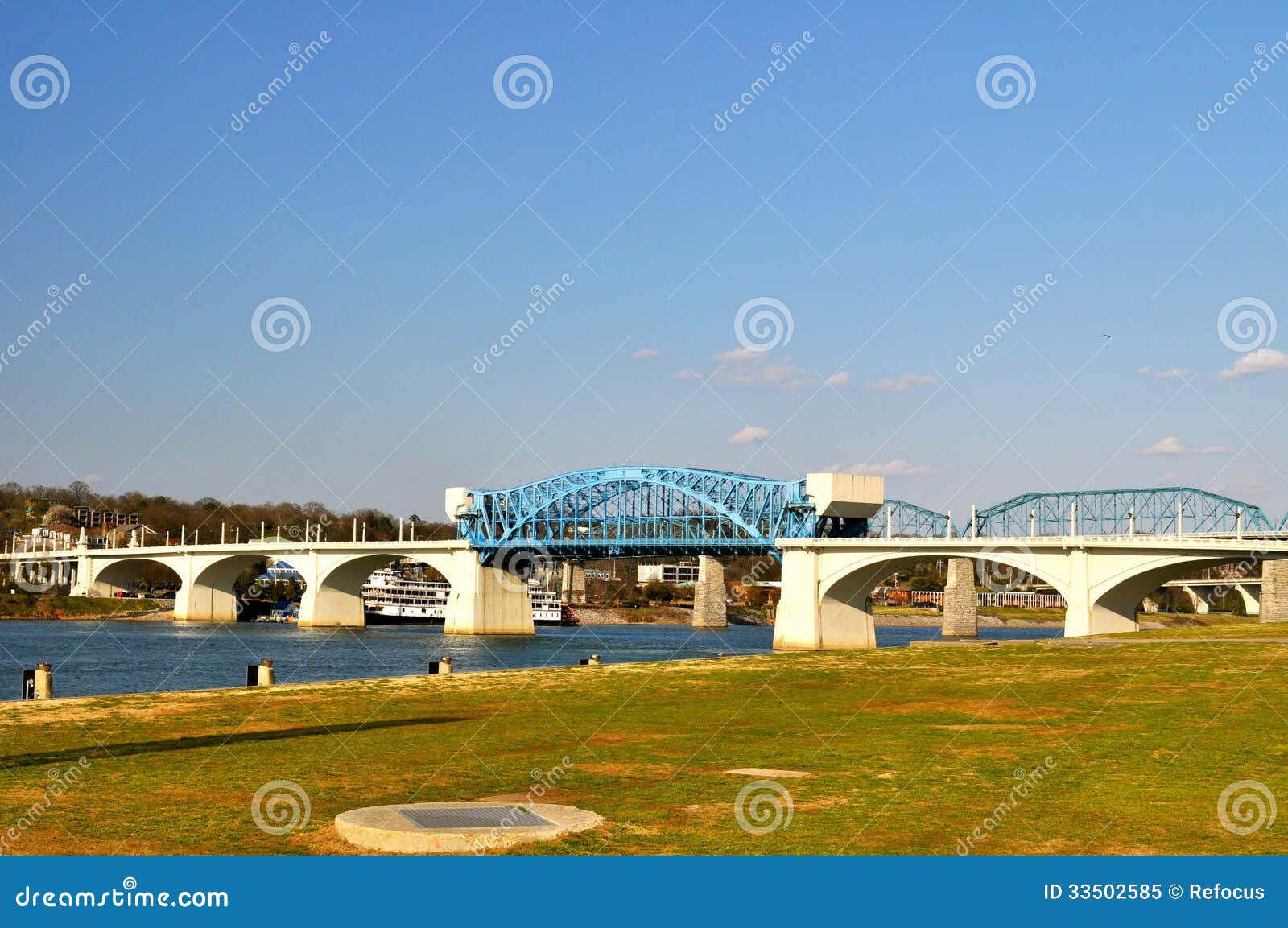 Chattanooga Bridge stock image. Image of tree, road, trees - 33502585