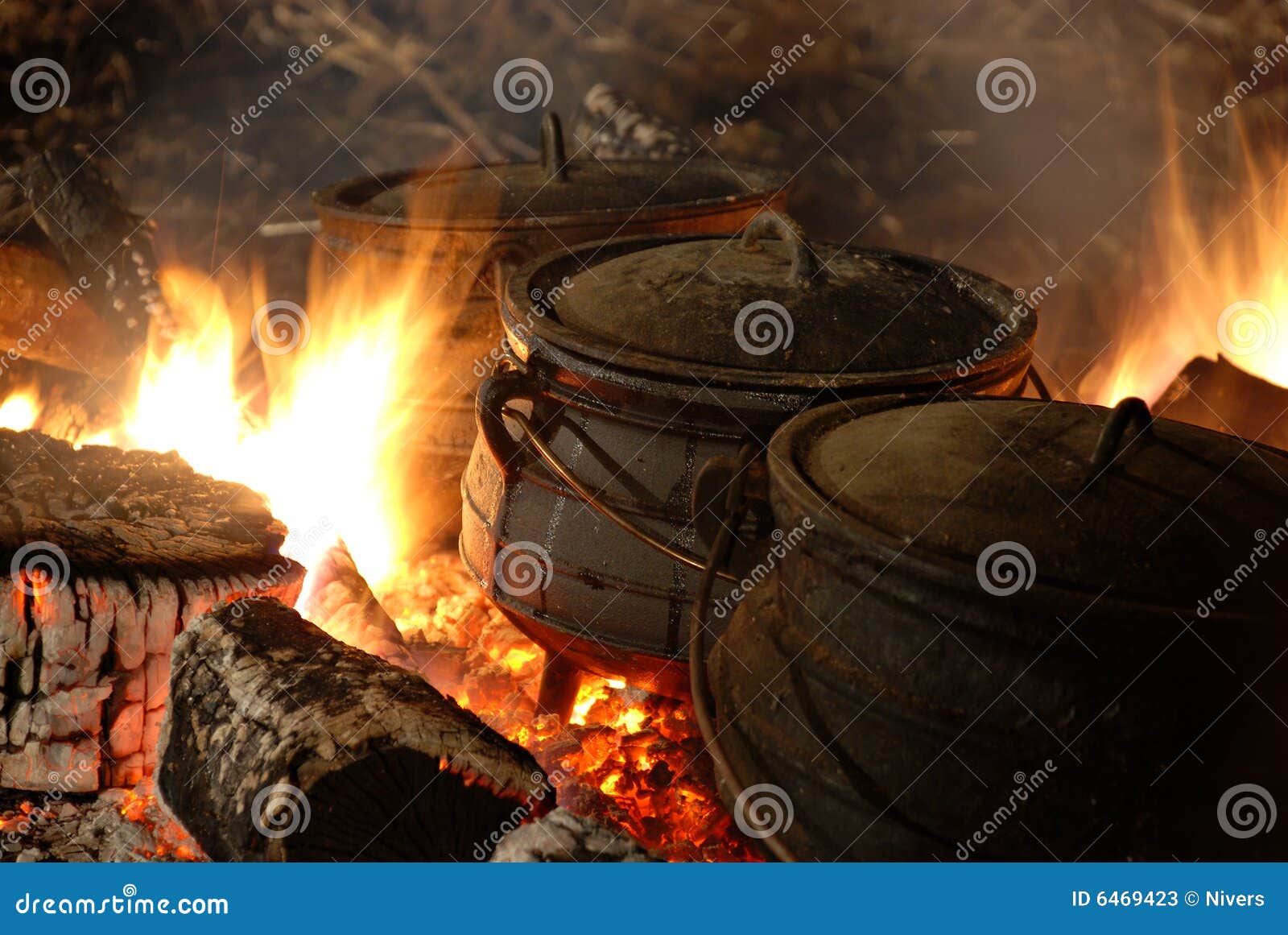 Chaudron chaud image stock. Image du fumée, cendre, vieux - 6469423