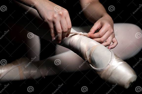 Chaussons de ballet photo stock. Image du mince, jeune - 11414956