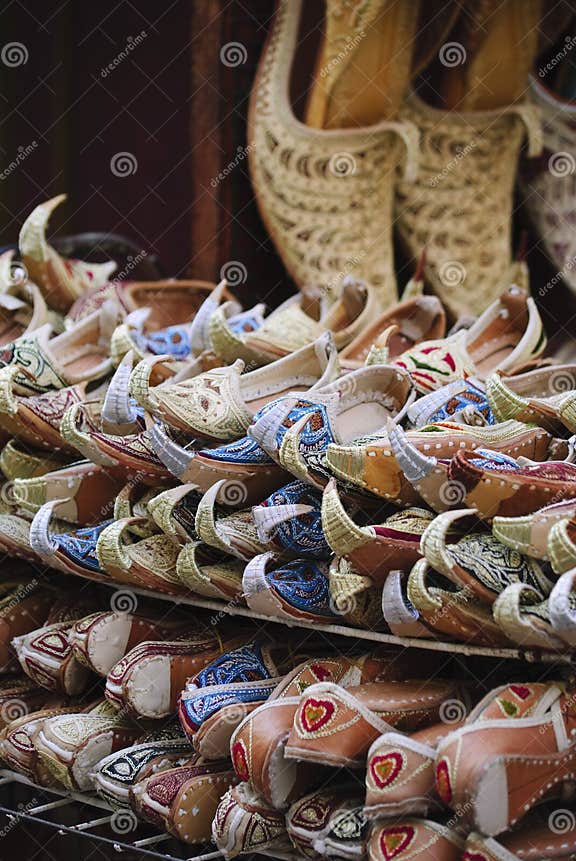 Chaussures arabes image stock. Image du emirats, fashionable - 20267713