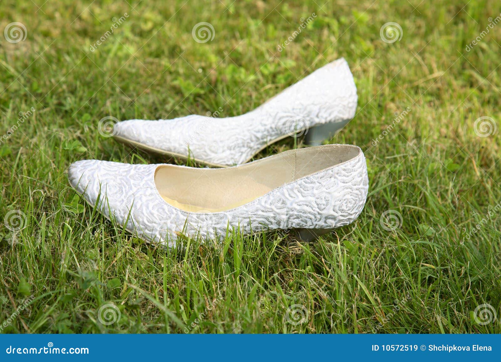Chaussures Blanches De Mariage Image stock - Image du soie, details ...