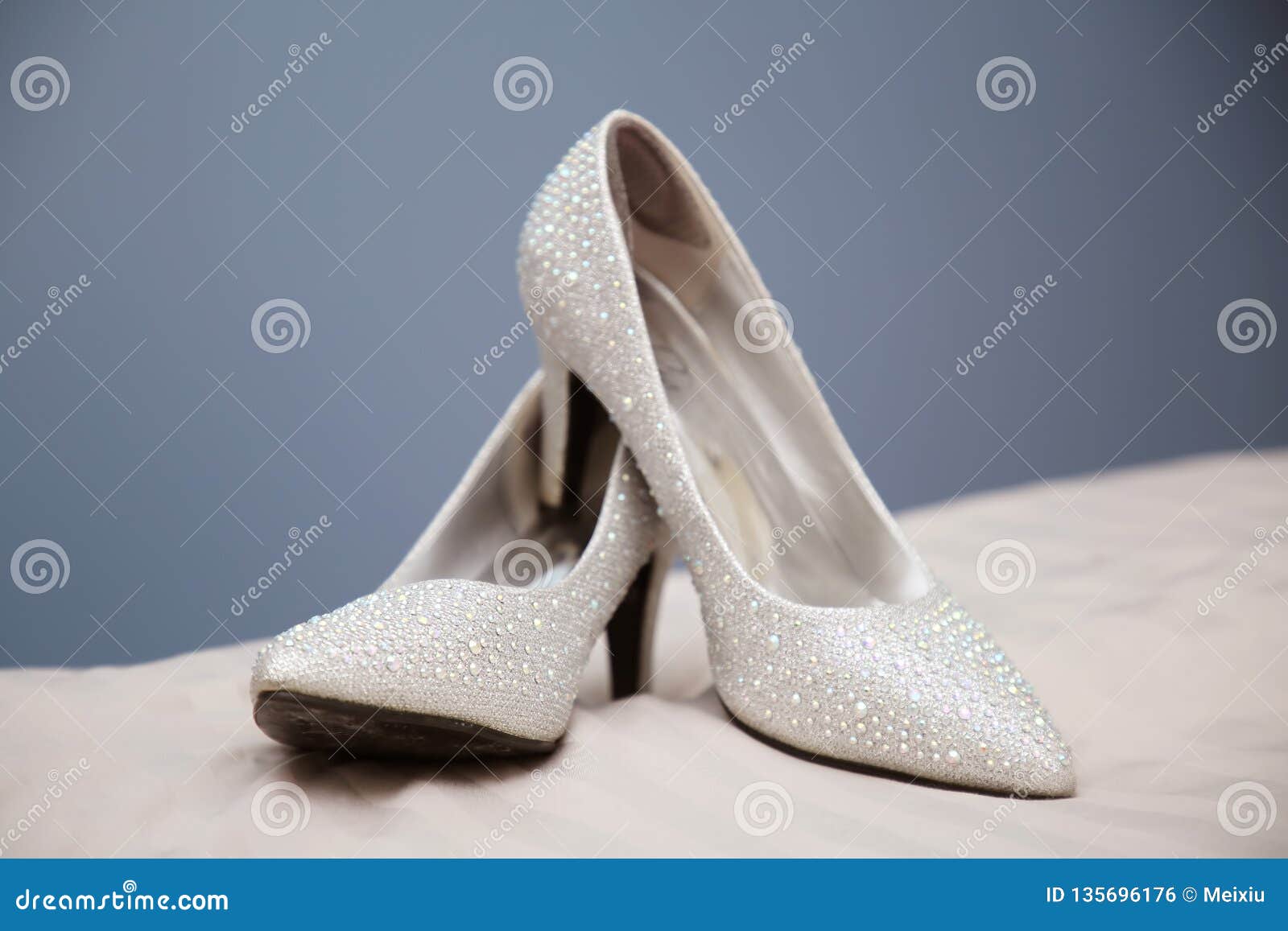 Chaussures Blanches De Mariage Photo stock - Image du préparatifs ...