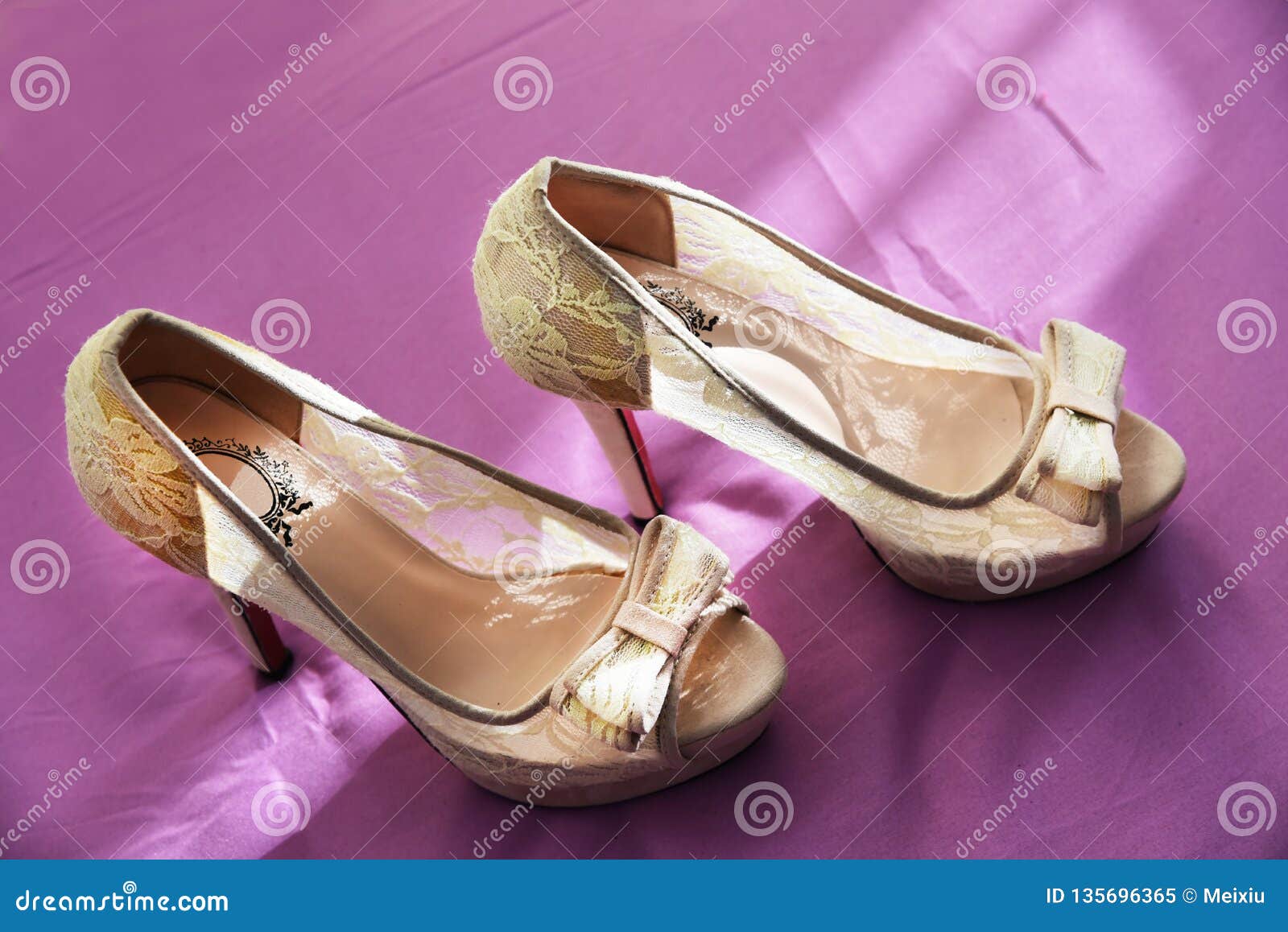 Chaussures Blanches De Mariage Image stock - Image du contre, innocence ...