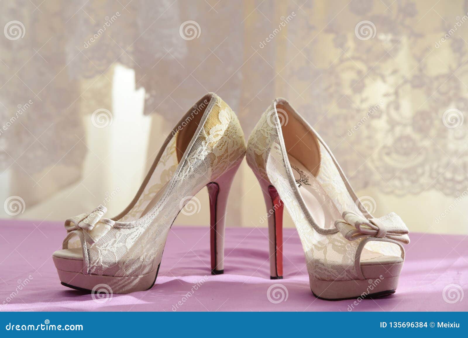 Chaussures Blanches De Mariage Photo stock - Image du robe, fragment ...
