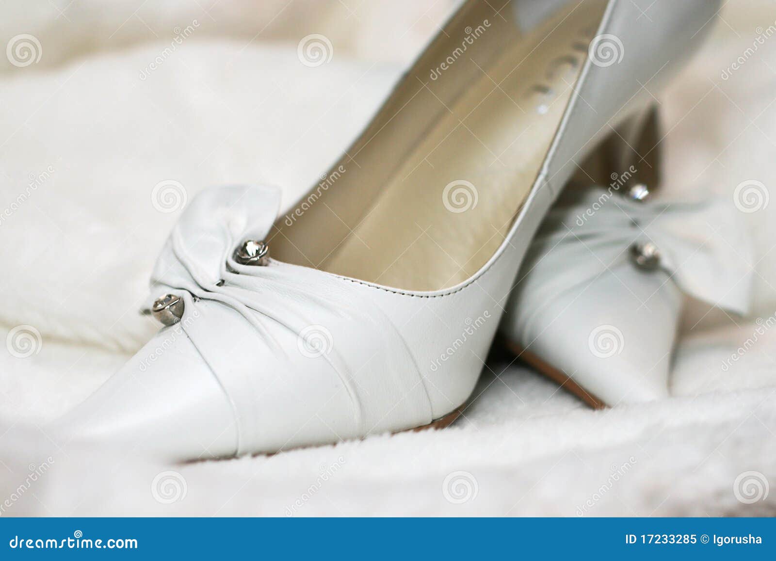 Chaussures Blanches De Mariage Image stock - Image du préparation, luxe ...