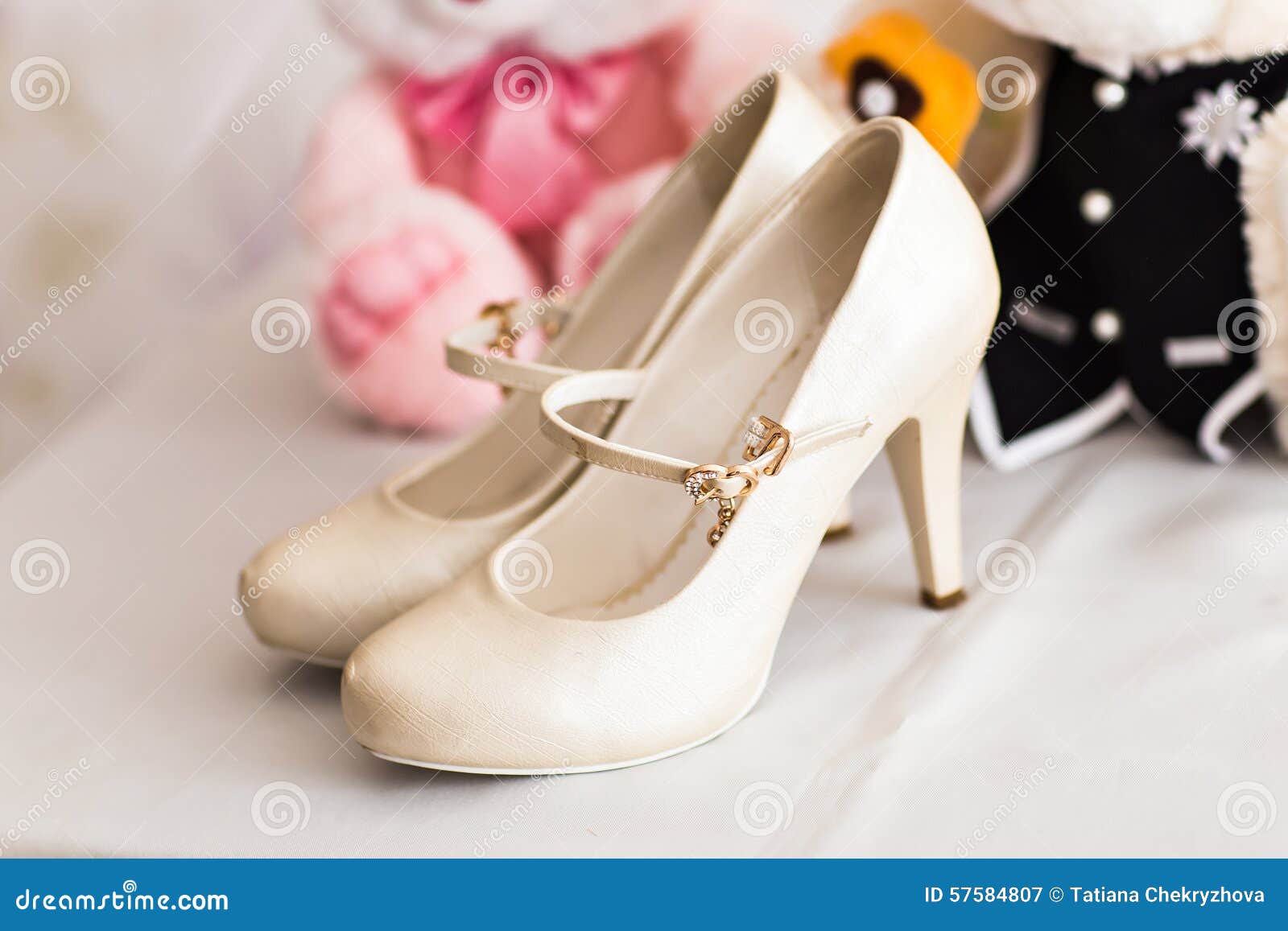 Chaussures Blanches De Mariage Pour Des Femmes Image stock - Image du ...