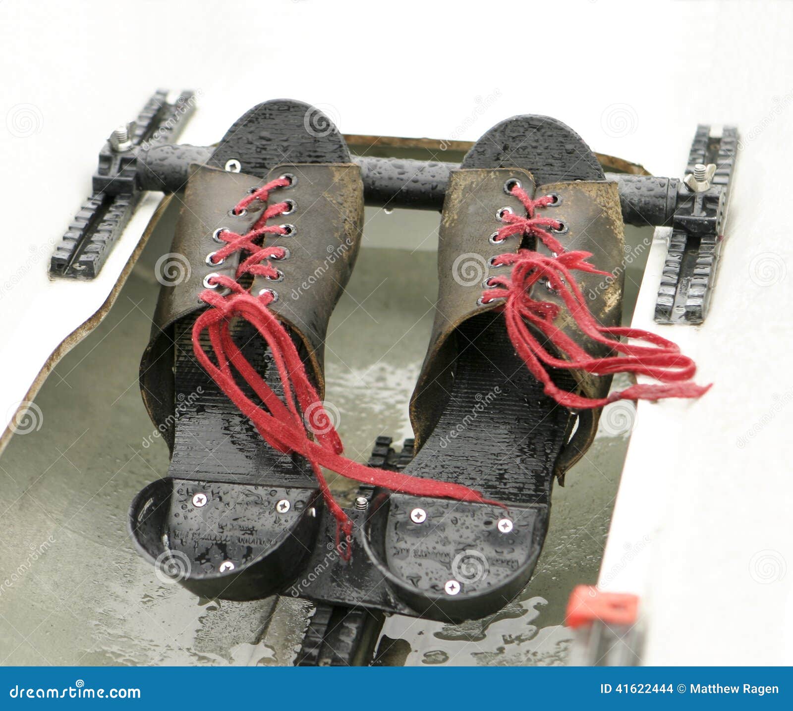 Chaussures D'aviron Avec Les Dentelles Rouges Photo stock - Image du ...