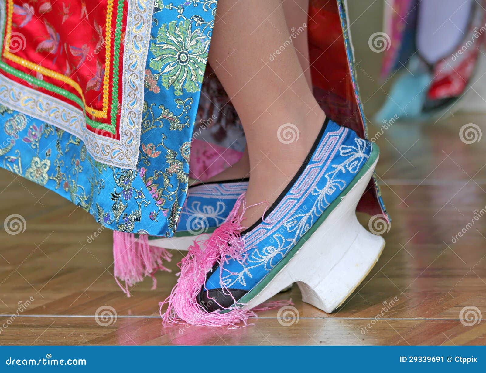 Chaussures De Danse De Talon Haut De Chinois Traditionnel Image stock ...
