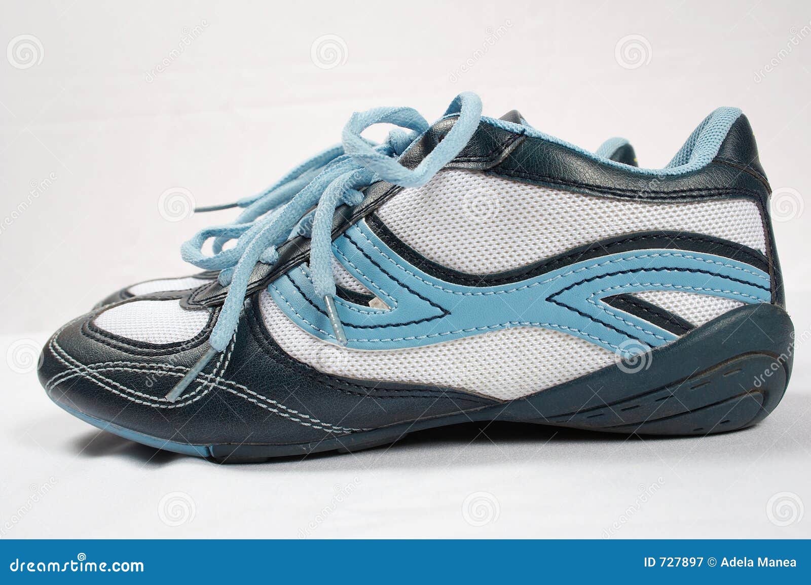 Chaussures de sport image stock. Image of accessoires, usure - 727897