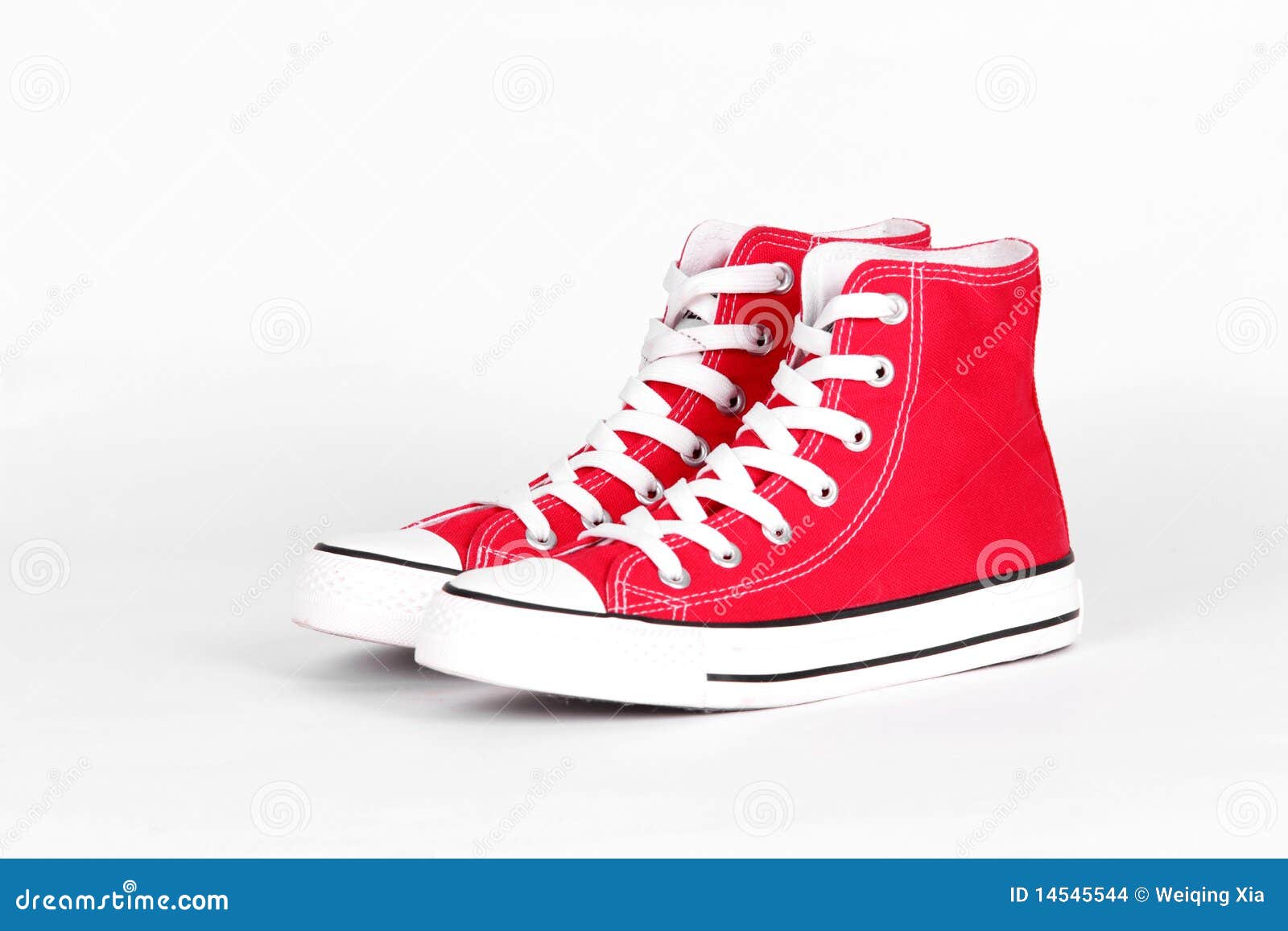 Chaussures de toile rouges photo stock. Image of chaussures - 14545544