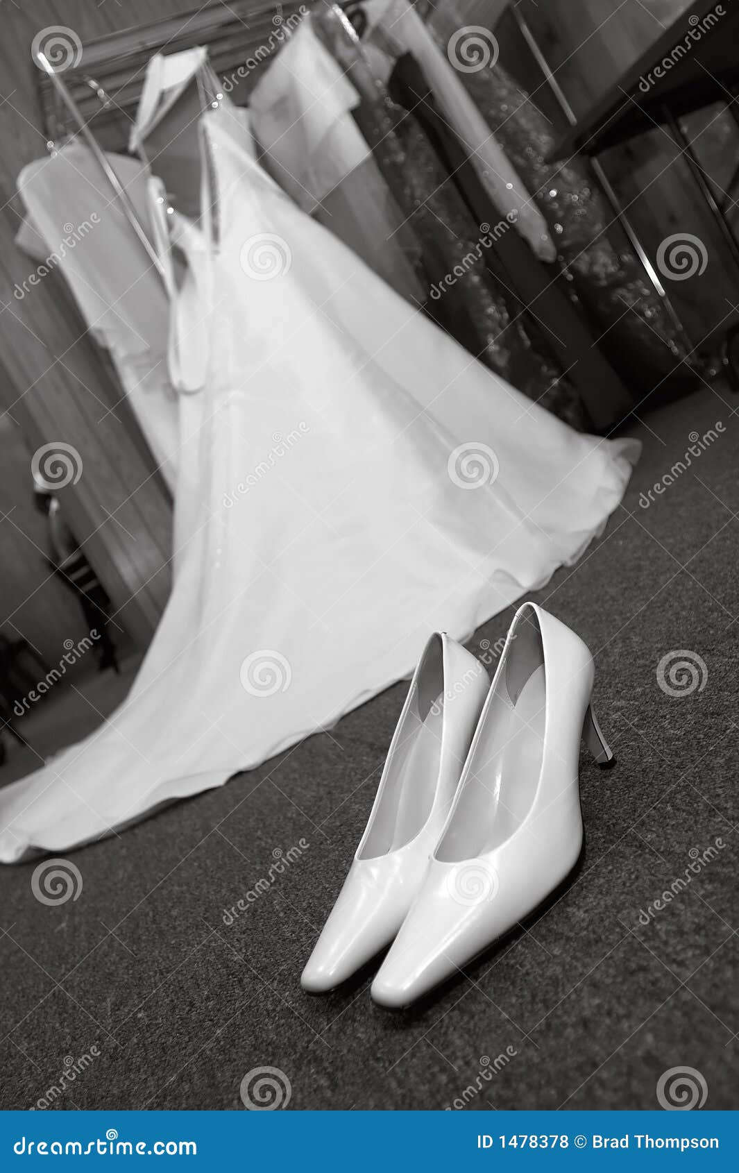 Chaussures Et Robe De Mariage (noires Et Blanches) Photo stock - Image ...