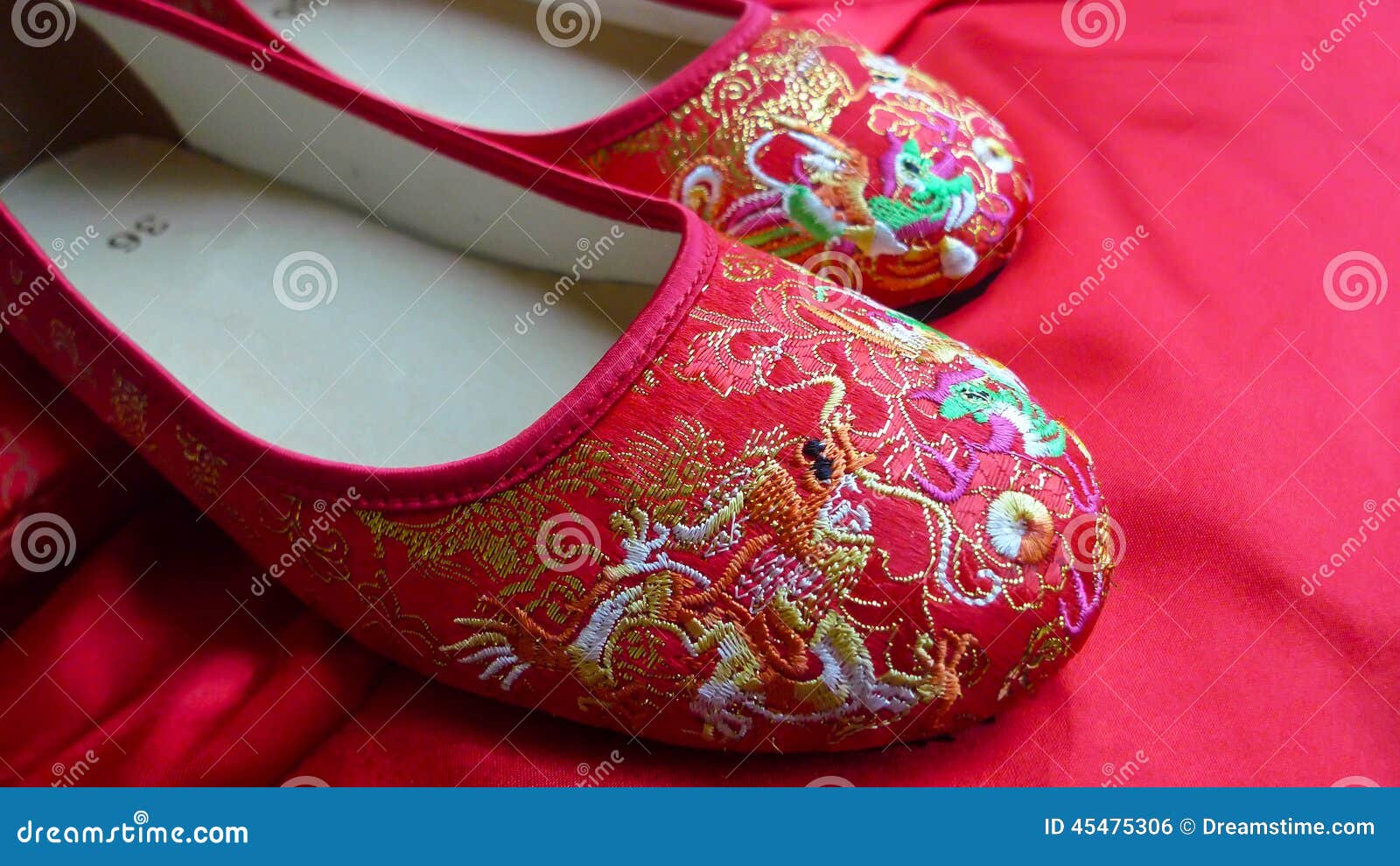 Chaussures Nuptiales Rouges De Chinois Traditionnel Photo stock - Image ...