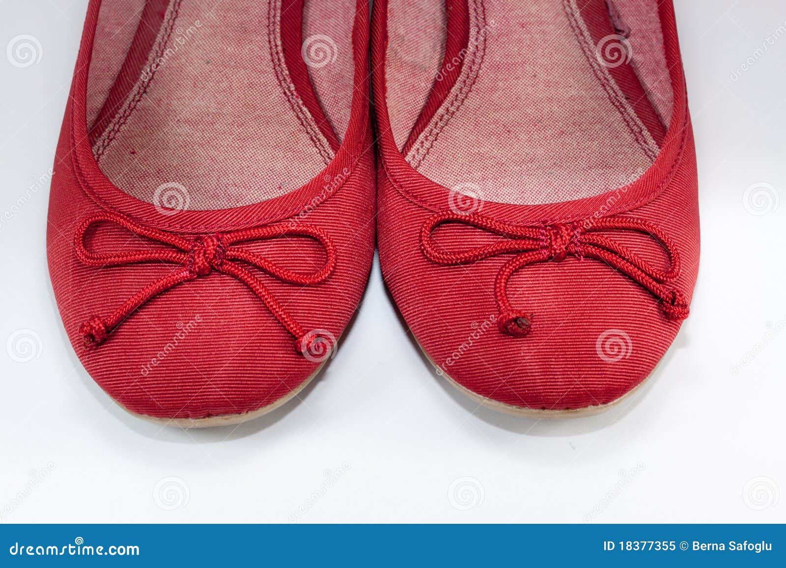 Chaussures plates rouges image stock. Image du chaussures - 18377355