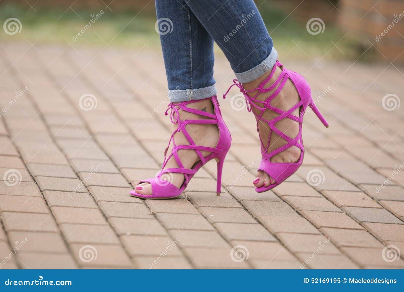 Chaussures Roses De Haut Talon Image stock - Image du femme, promenades ...