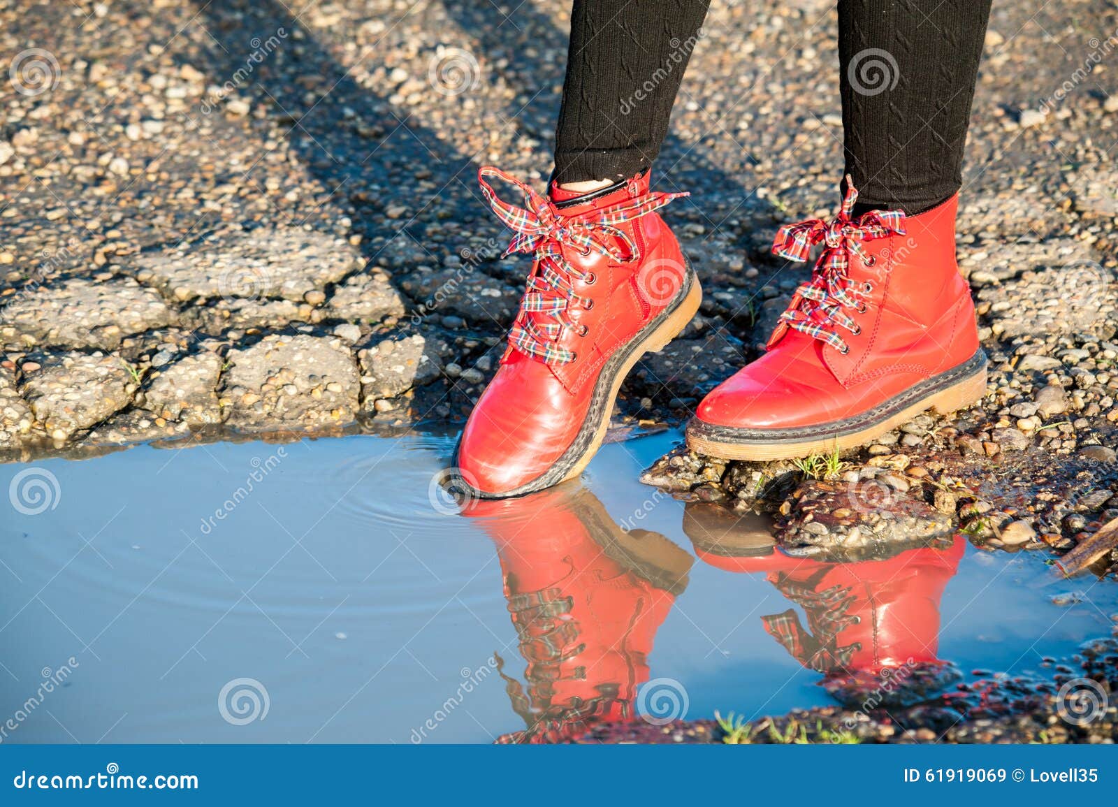 Chaussures rouges image stock. Image du humide, réflexion - 61919069