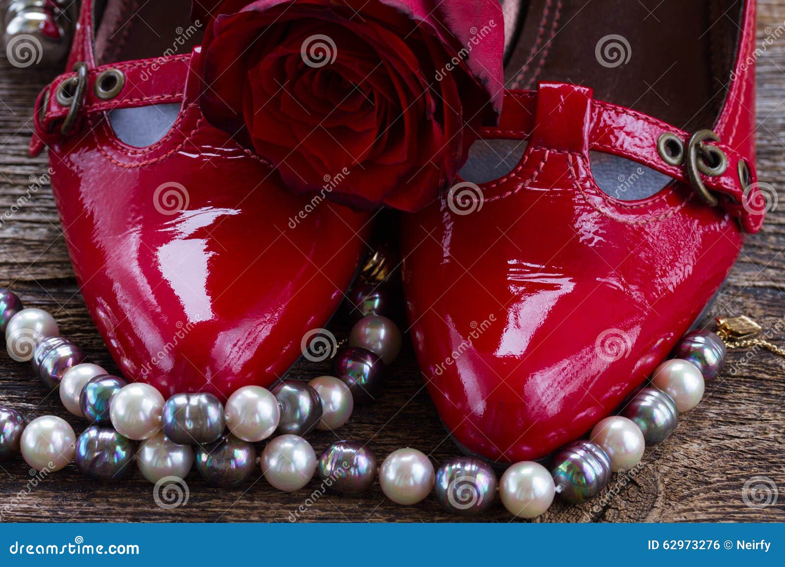 Chaussures Rouges Avec La Fleur Rose Photo stock - Image du féminin ...