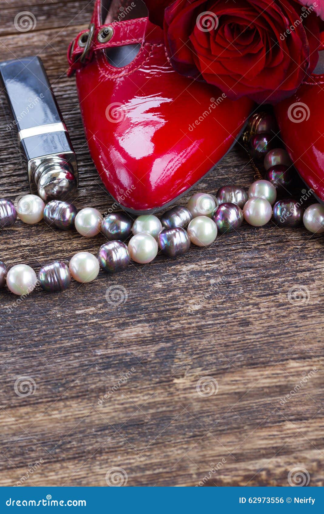 Chaussures Rouges Avec La Fleur Rose Photo stock - Image du chaussure ...
