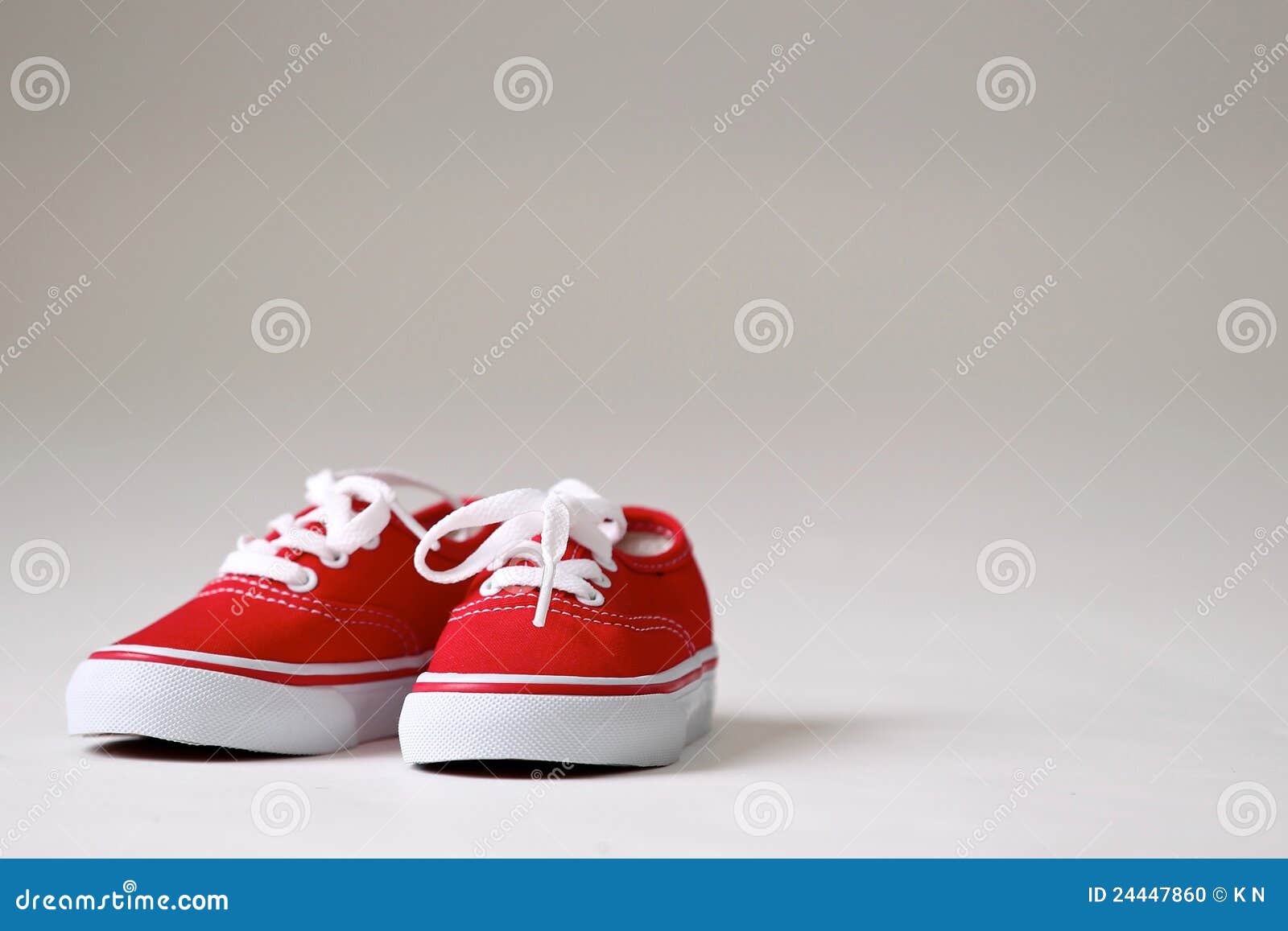 Chaussures Rouges D'enfants D'une Paire Photo stock - Image du enfants ...