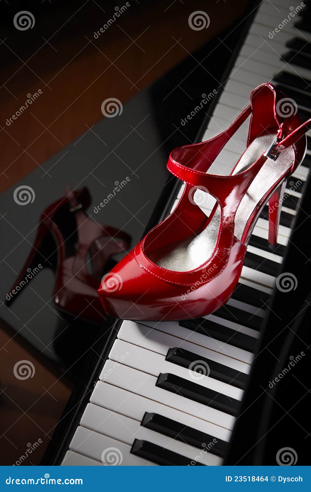 Chaussures Rouges De Haut Talon Sur Le Piano Photo stock - Image du ...