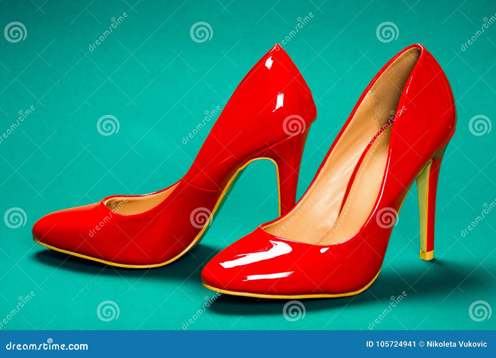Chaussures Rouges De Hauts Talons Image stock - Image du achats, laque ...